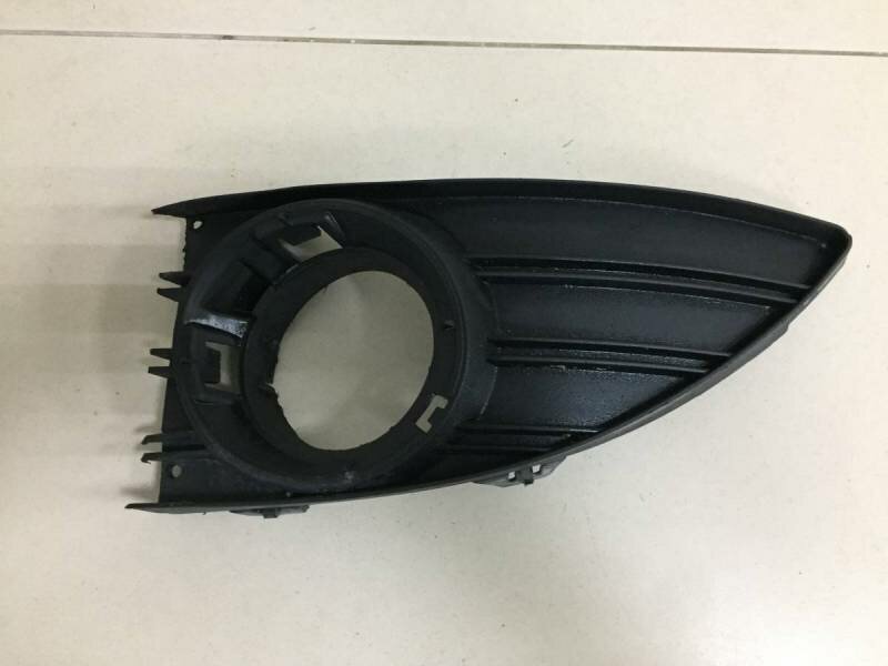Рамка противотуманной фары левой Renault Fluence 2010-2017 кат.номер: 261523809R