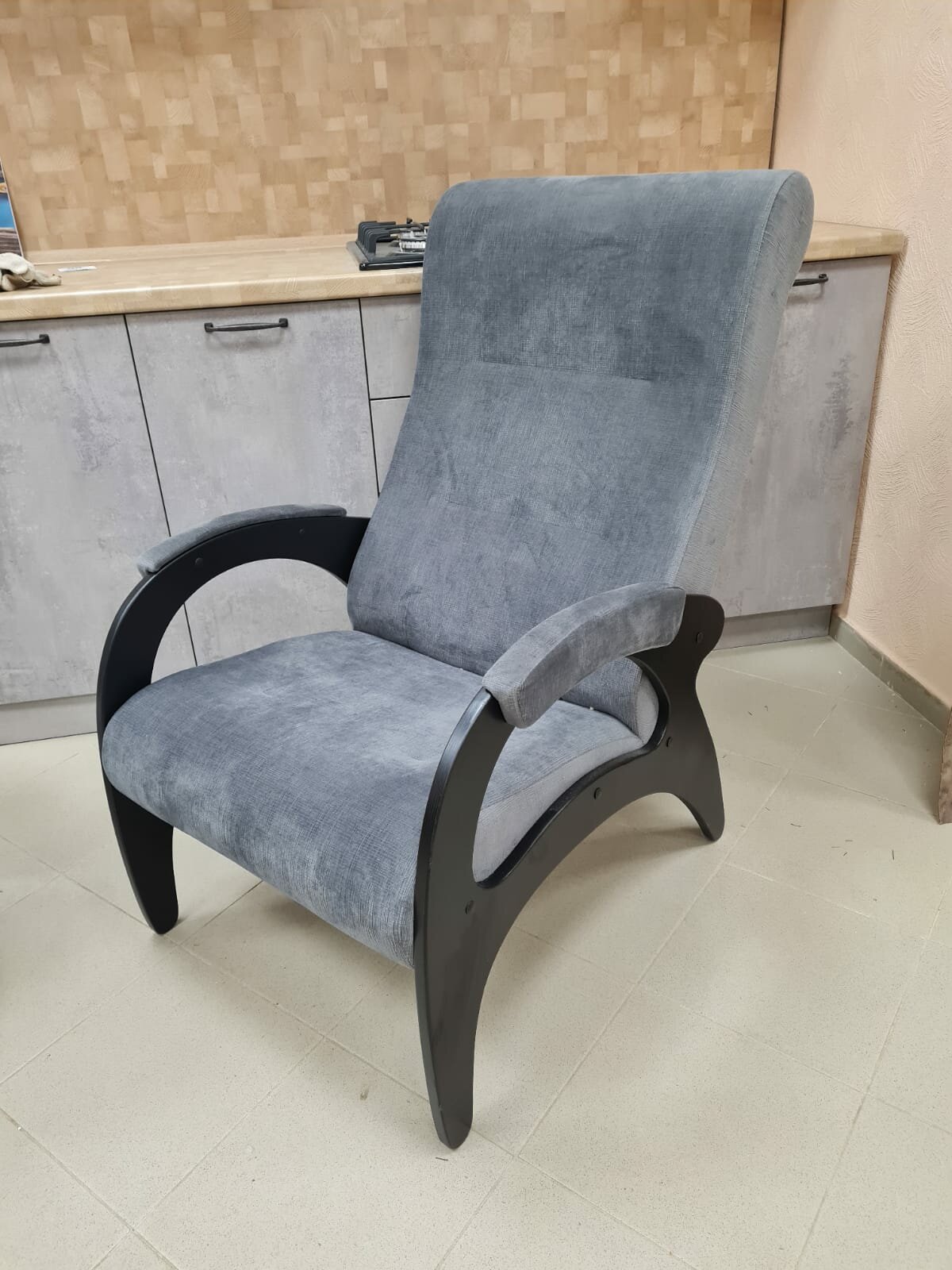 Кресло для отдыха арском, серое, основа фанера цвет венге