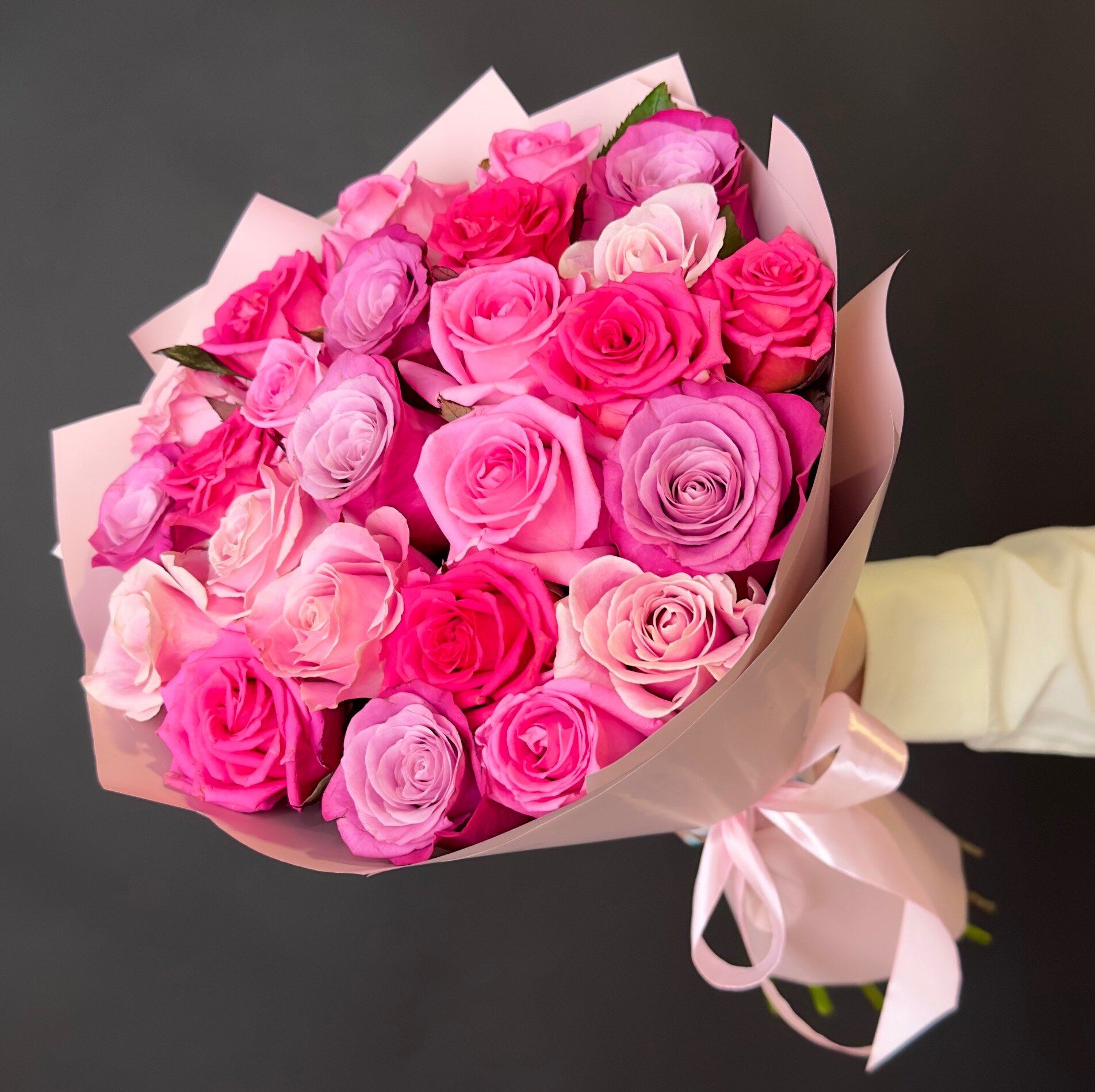 Букет цветов из 25 роз Россия розовый микс
