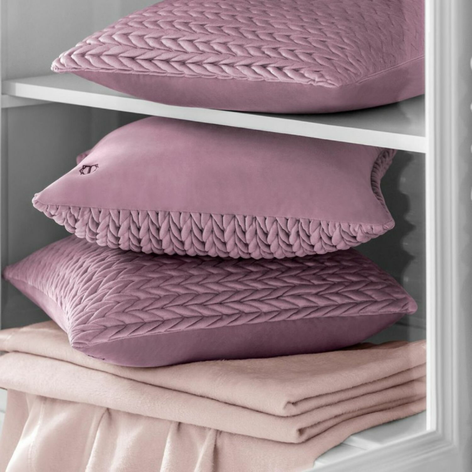 Togas Подушка декоративная "Нотарио" с бархатными косами, 45х45, сиреневая