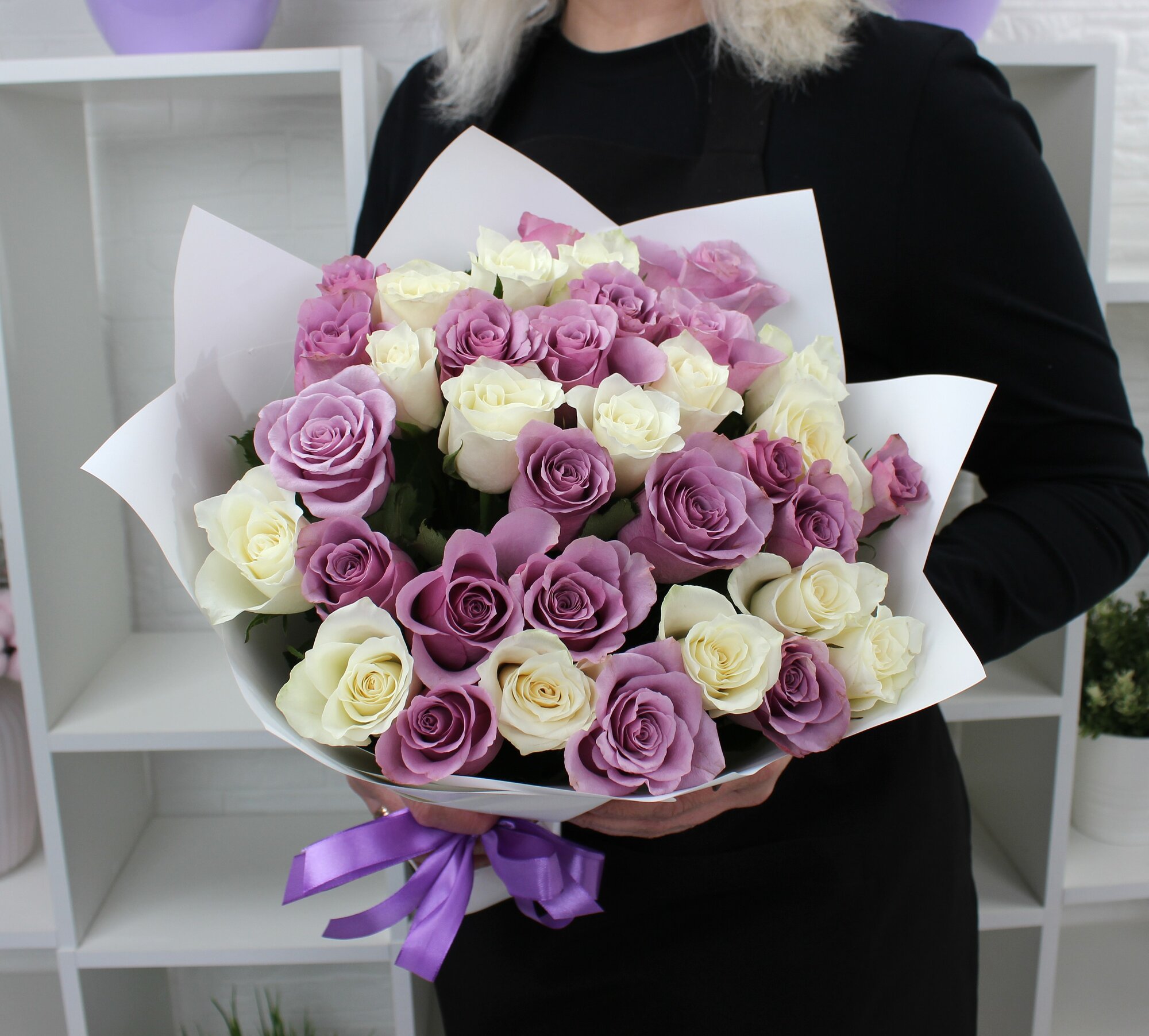 Монобукет THE FLOREAL белая и сиреневая роза 35 штук, высота 40 см, с бантом