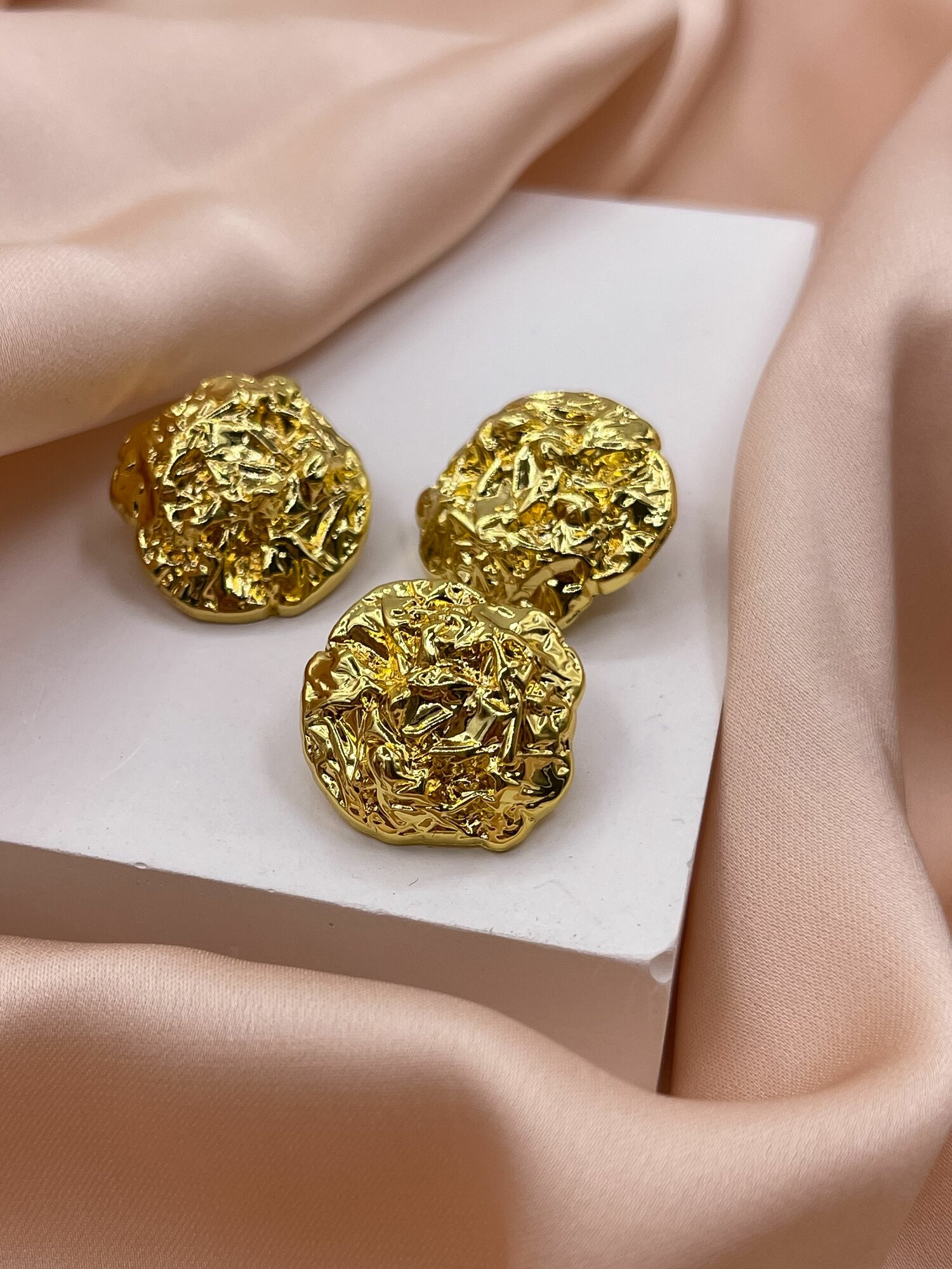 Пуговицы золотистые 18 мм, 3 штуки