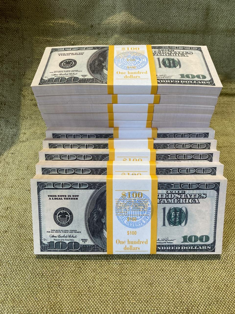 150 тысяч бутафорских долларов старого образца (15 пачек номиналом 100 дол старого образца)