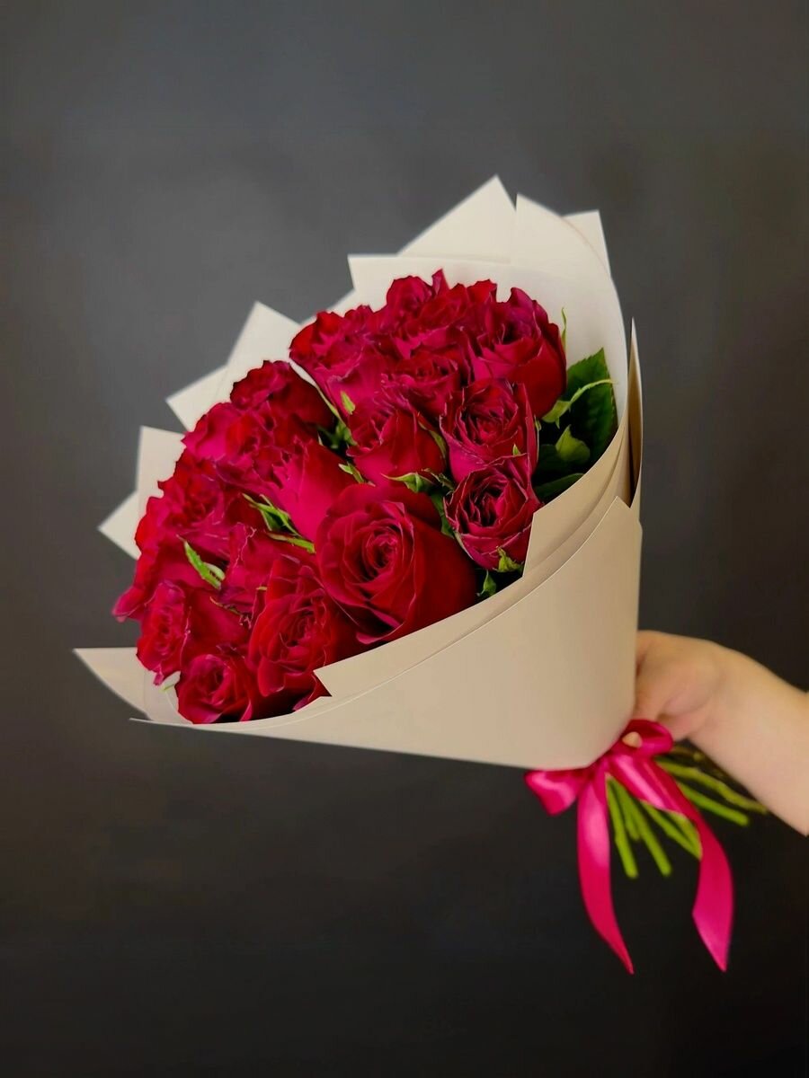 Букет Joy Flowers из 15 красно-малиновых кенийских роз, высота 40 см