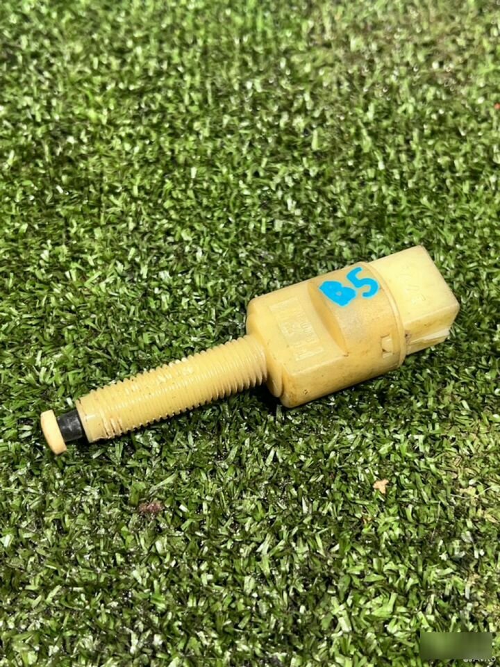 Датчик стоп-сигнала концевик Volkswagen Passat B5 4a0945515a