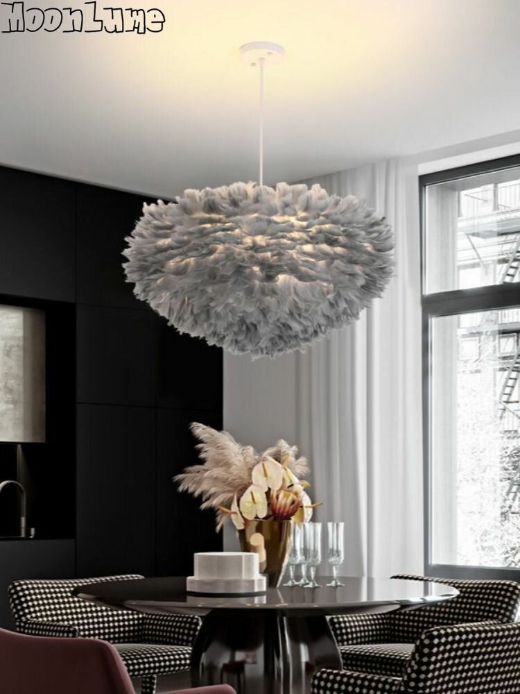 Люстра из перьев