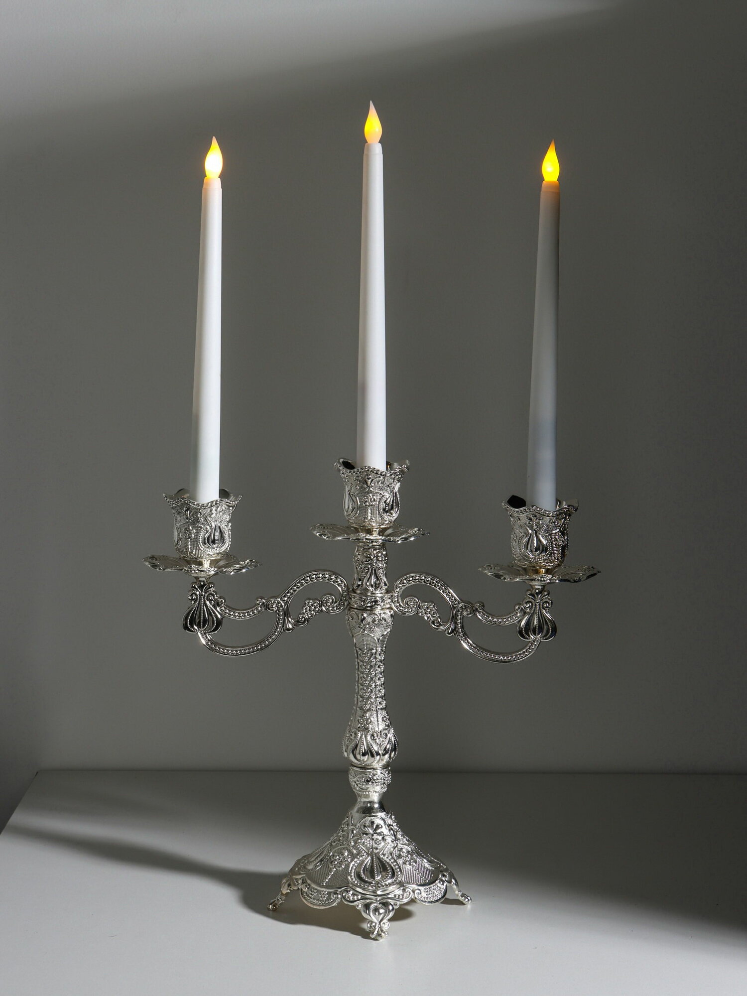Металлический подсвечник на 3 свечи "Канделябр. Узорный", под серебро, 13x30x28 см