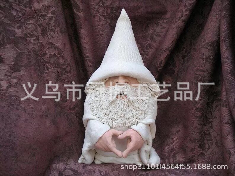 Рождественское украшение: старик с белой бородой курит, делает жест рукой в виде ножниц и поднимает средний палец.