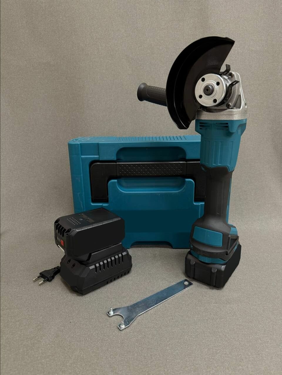 Аккумуляторная болгарка ( УШМ ) 125 мм. 2 аккумулятора зарядка и кейс