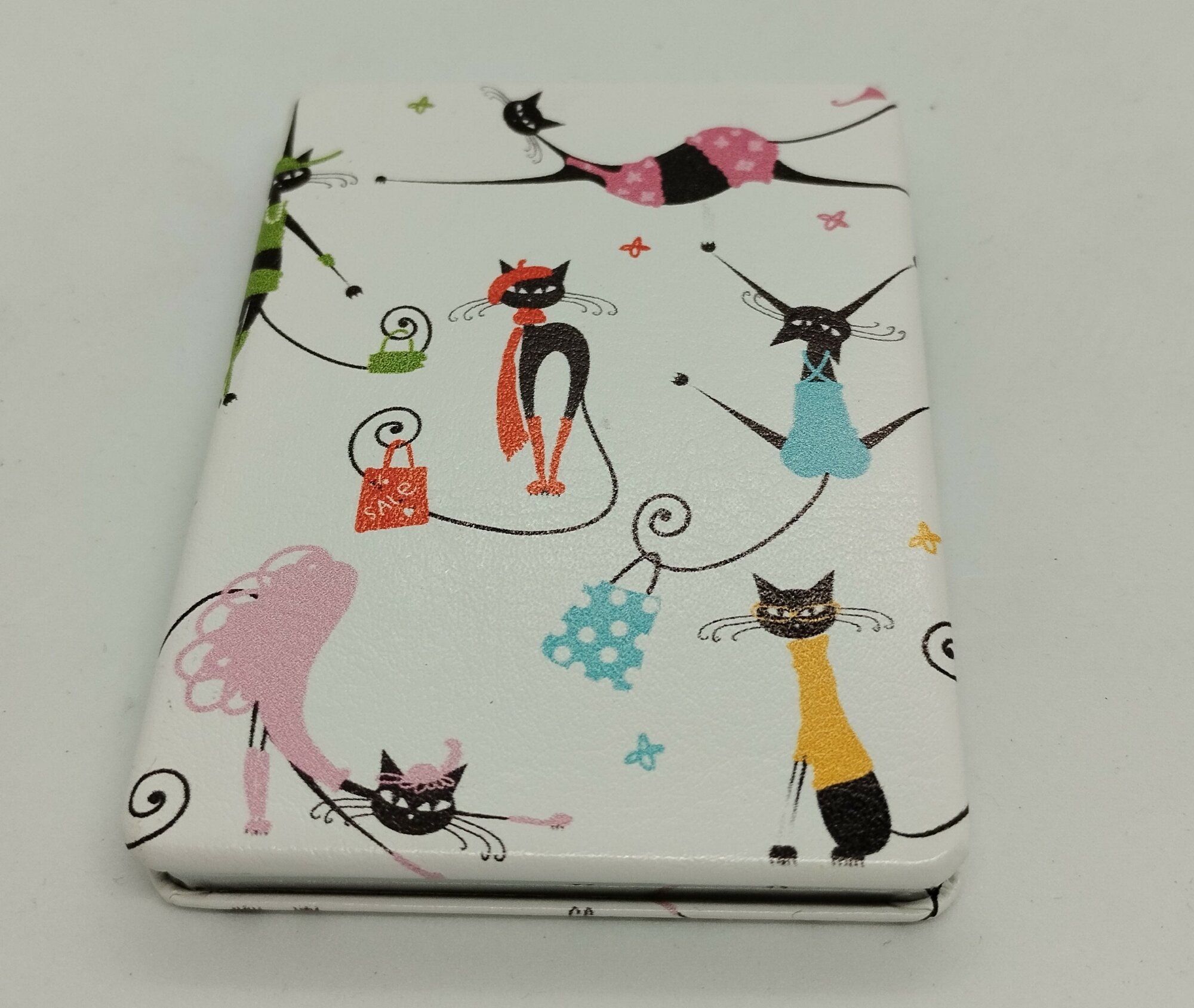 Зеркало кожаное, прямоугольное "Модные кошки с сумками", двустороннее