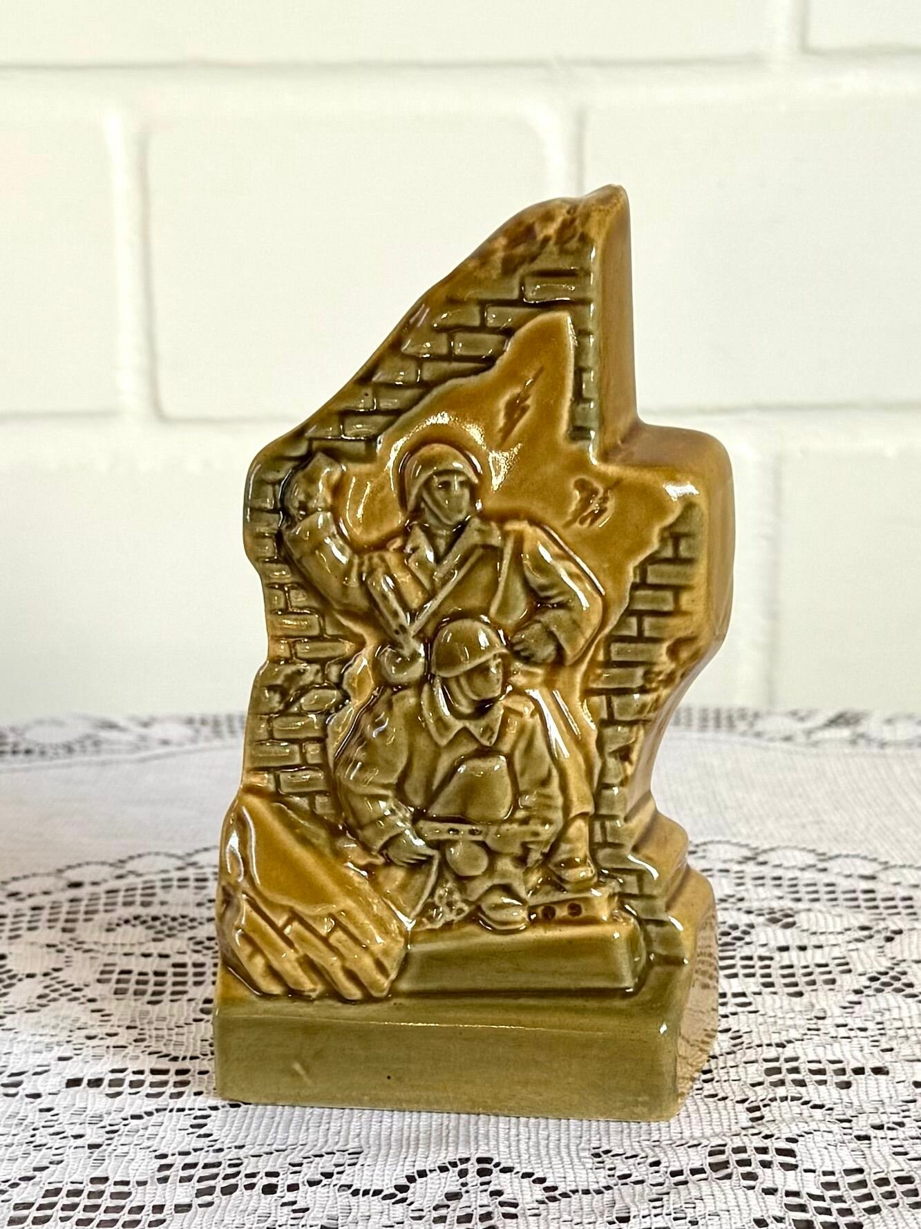 Статуэтка винтажная Сталинград 1942 г. Обливная керамика. СССР, винтаж, 1970-е гг. Высота 16 см.