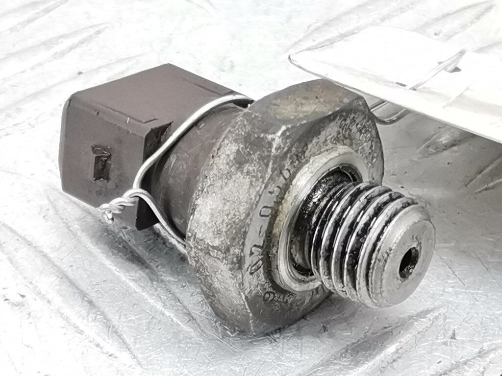 Датчик давления масла BMW X5 (F15) 12618611273 арт. 1983024