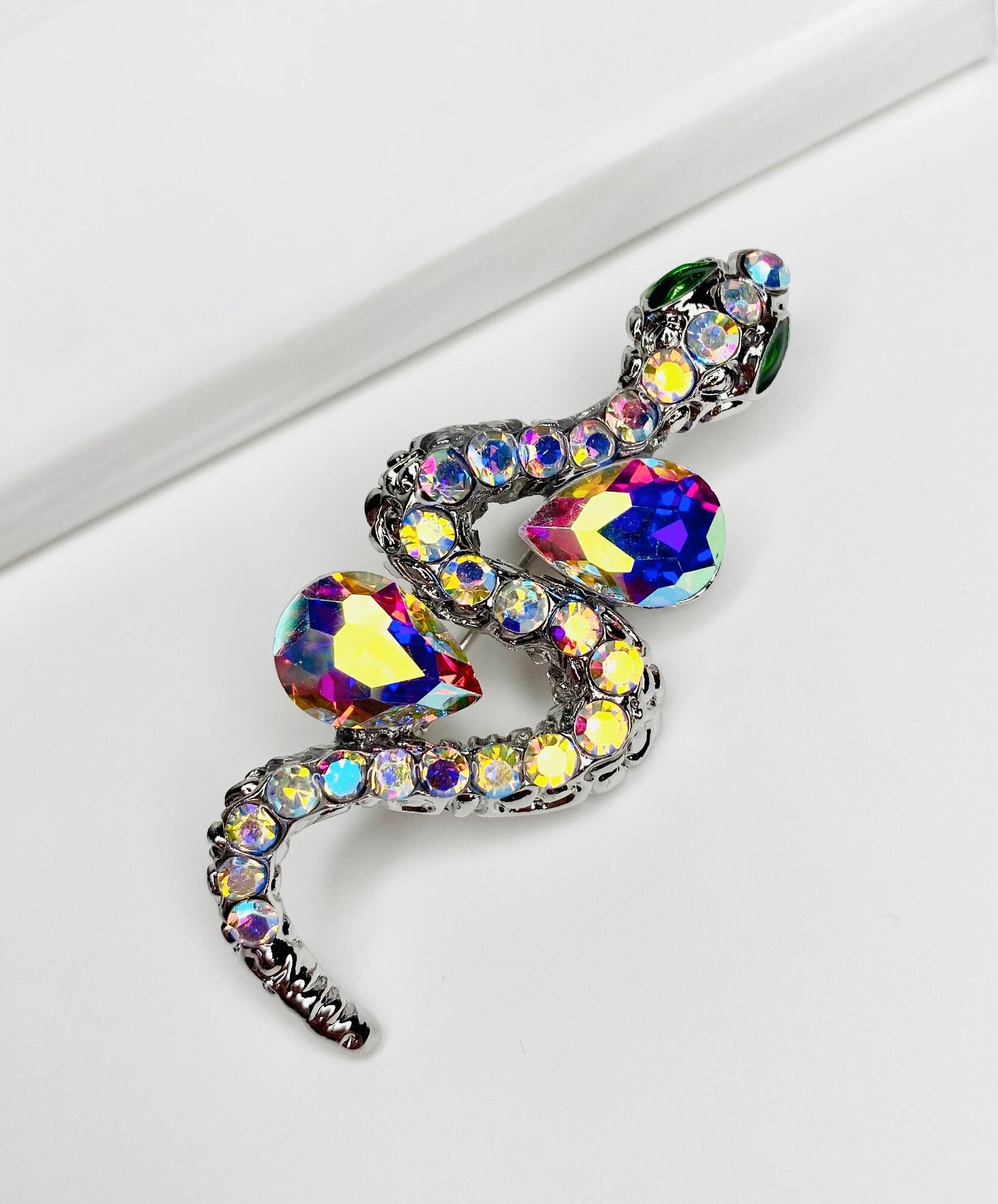 Брошь, стразы, искусственный камень