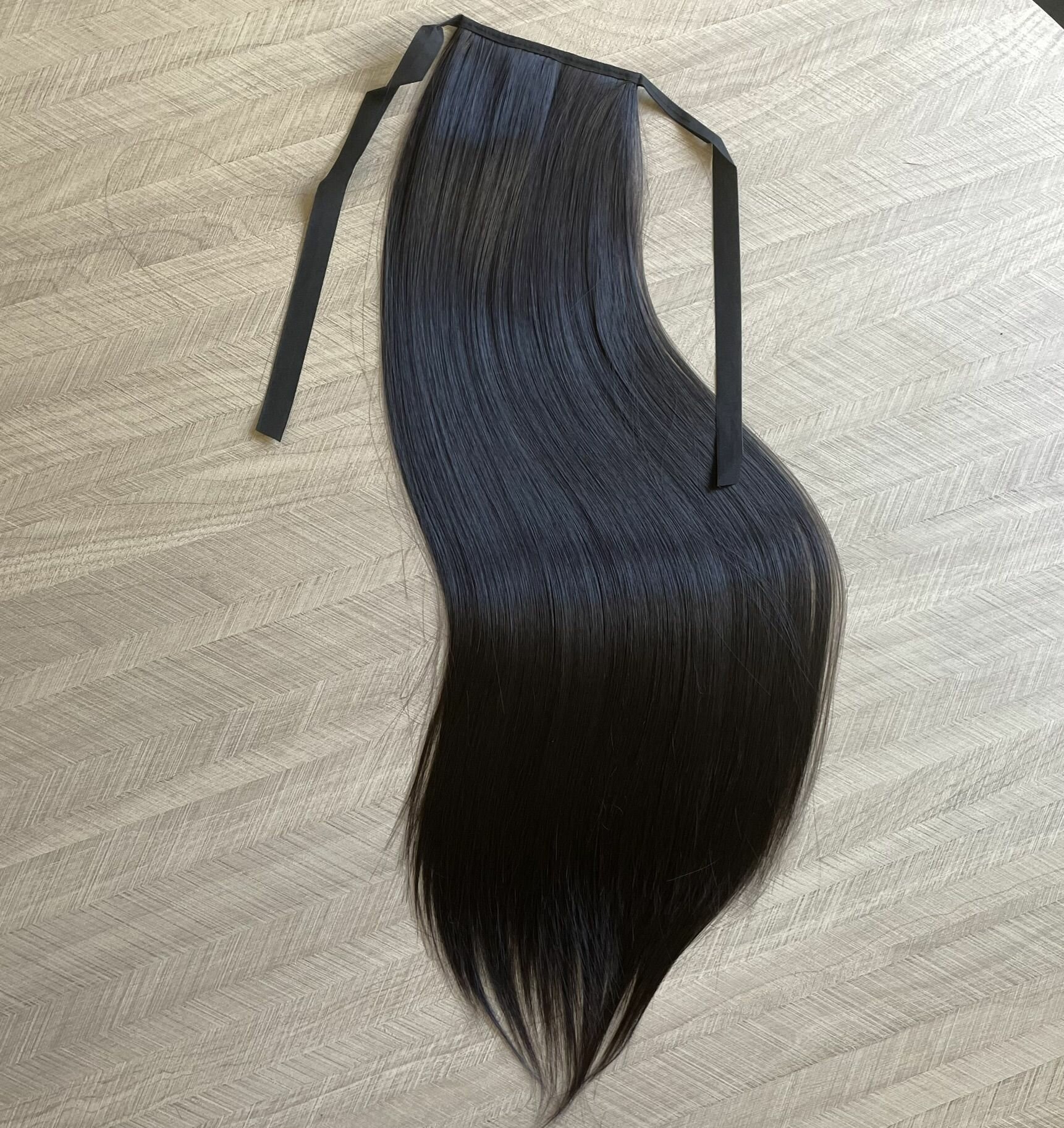 Хвост шиньон на ленте из длинных прямых волос #4