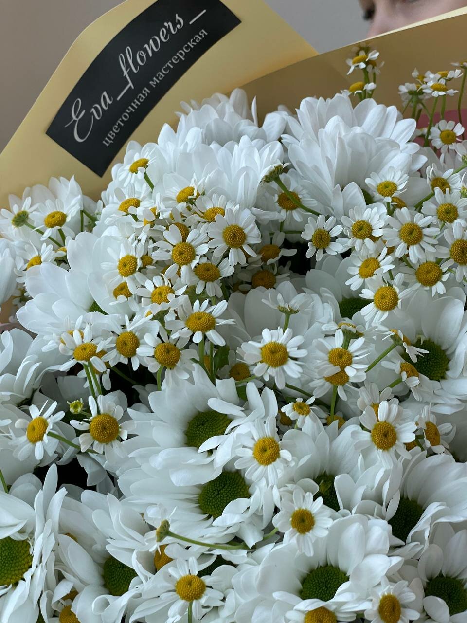 Букет Eva flowers "Ромашковый", сборный, хризантемы и танацетум, белый, стиль — фото 1