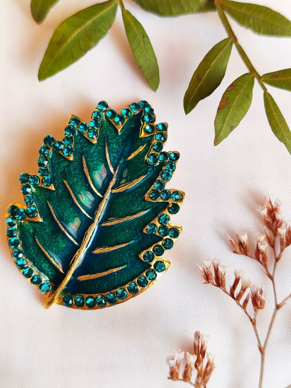 Брошь Queen Fair, эмаль, стразы