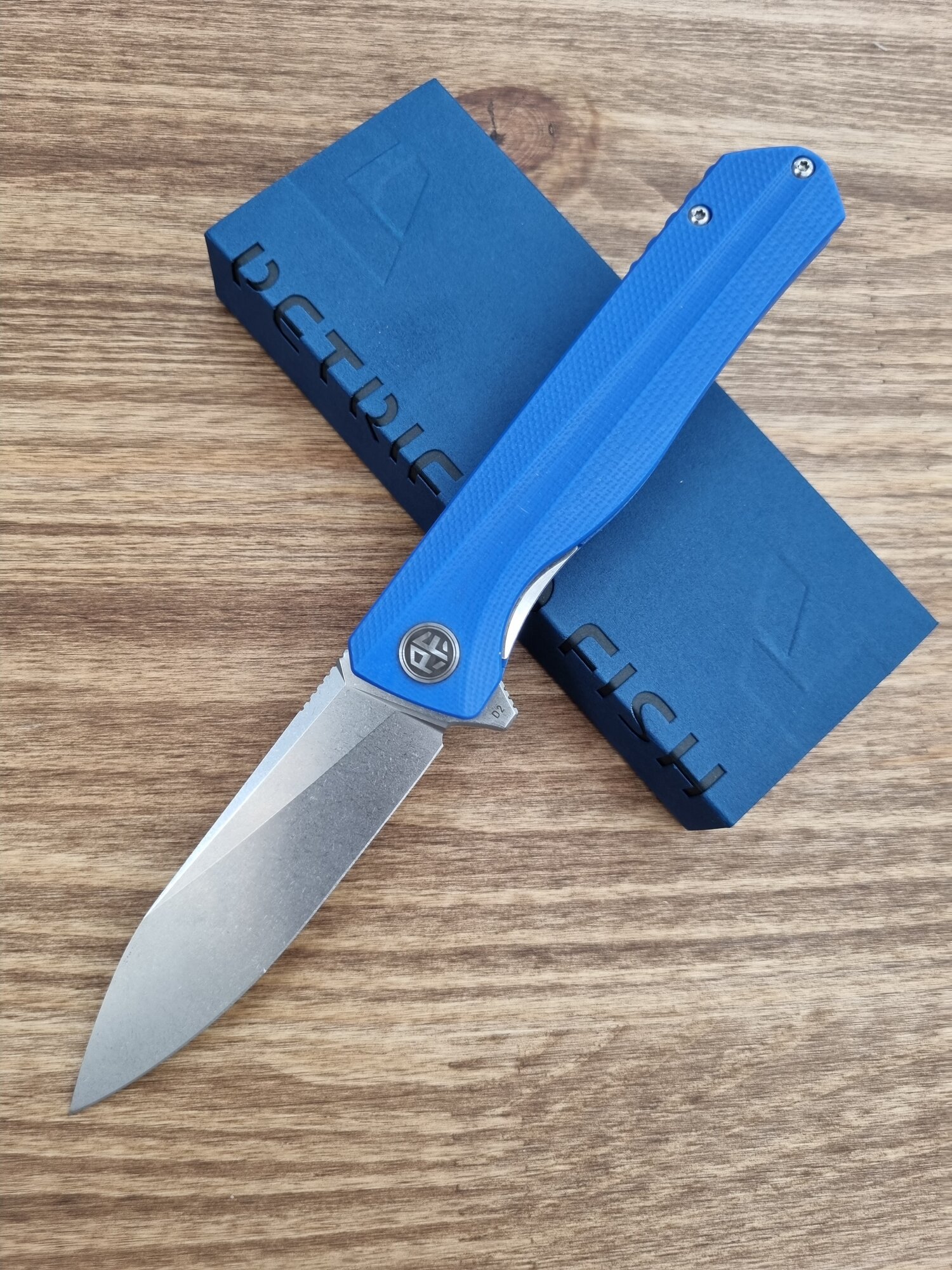 Нож складной Petrified Fish Forward PF818 BW, клинок из стали D2 Stonewash, рукоять G-10