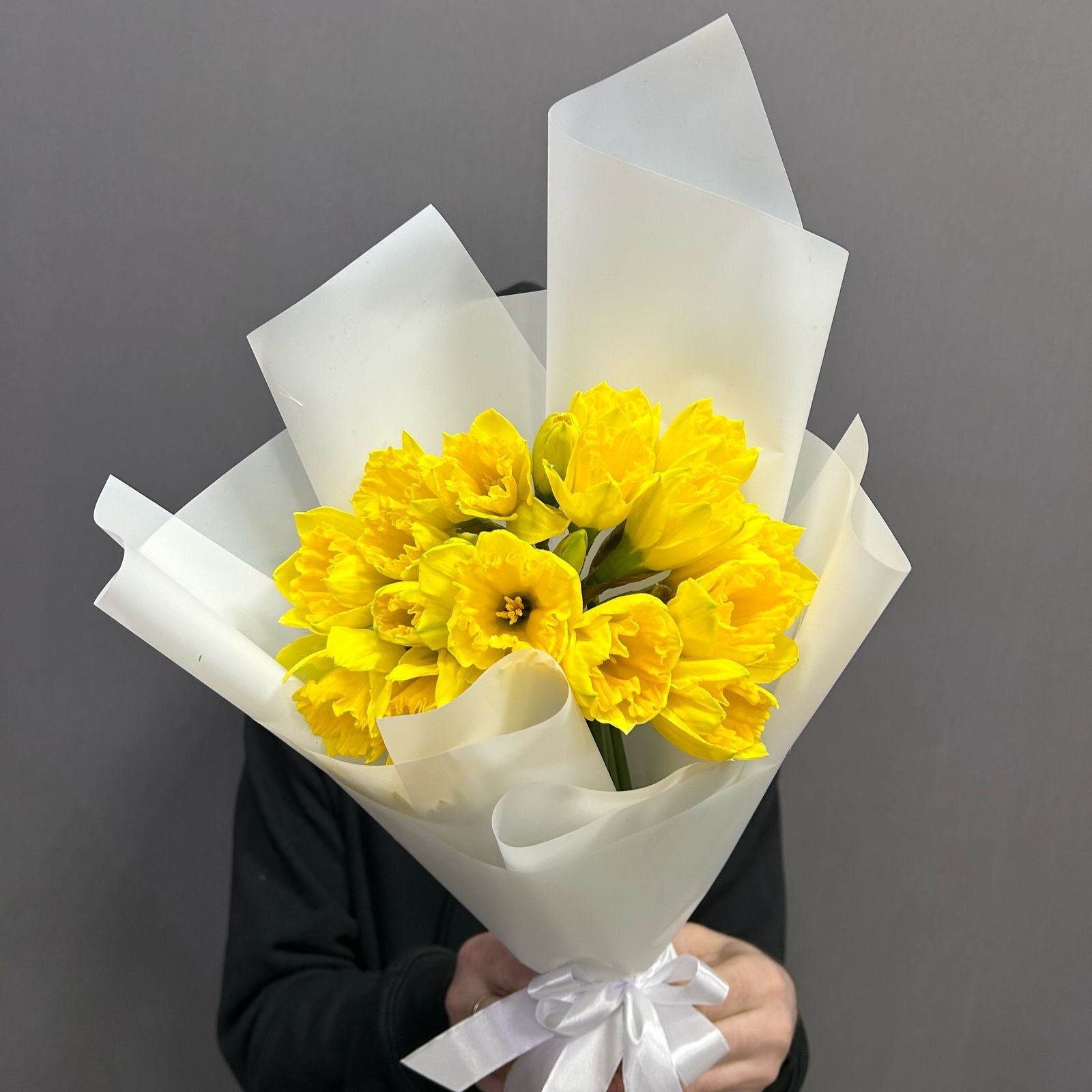 Букет из 19 нарциссов в белой пленке
