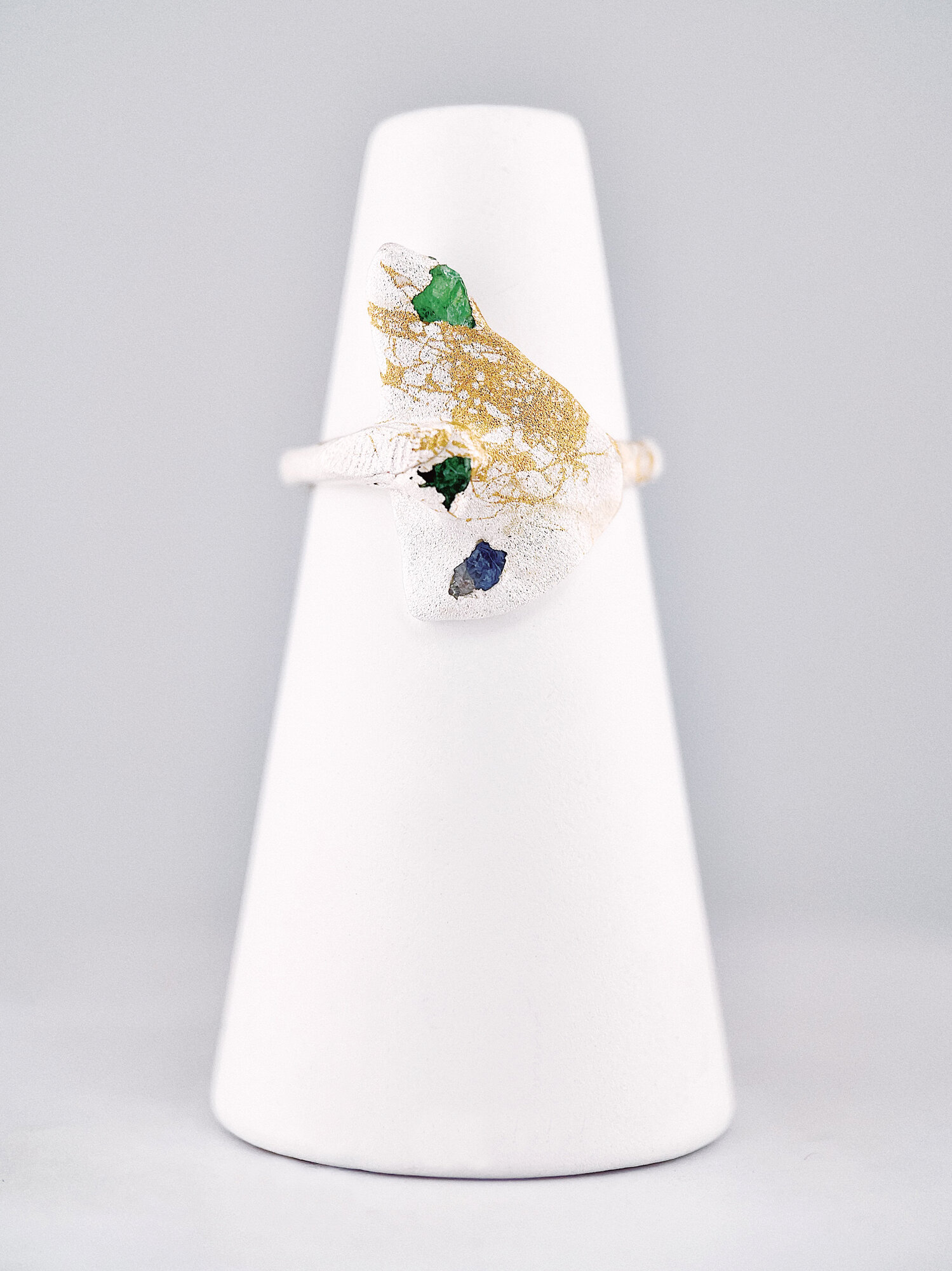 Кольцо помолвочное, серебро, 925 проба, серебрение, золочение, сапфир, цаворит