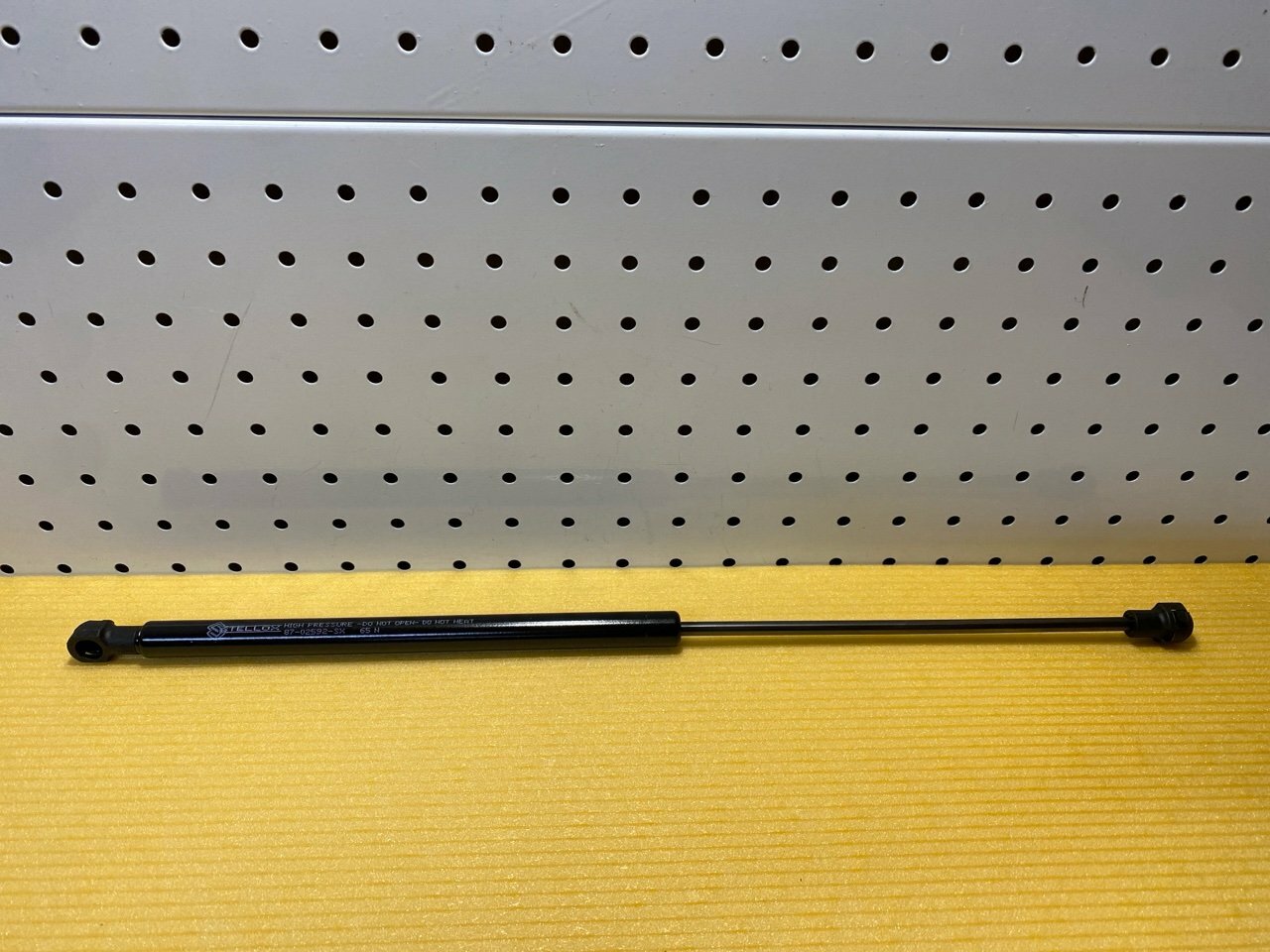 Амортизатор газовый инструментального ящика SCANIA P R G 4 И 5 серии (скания) боковой крышки кабины