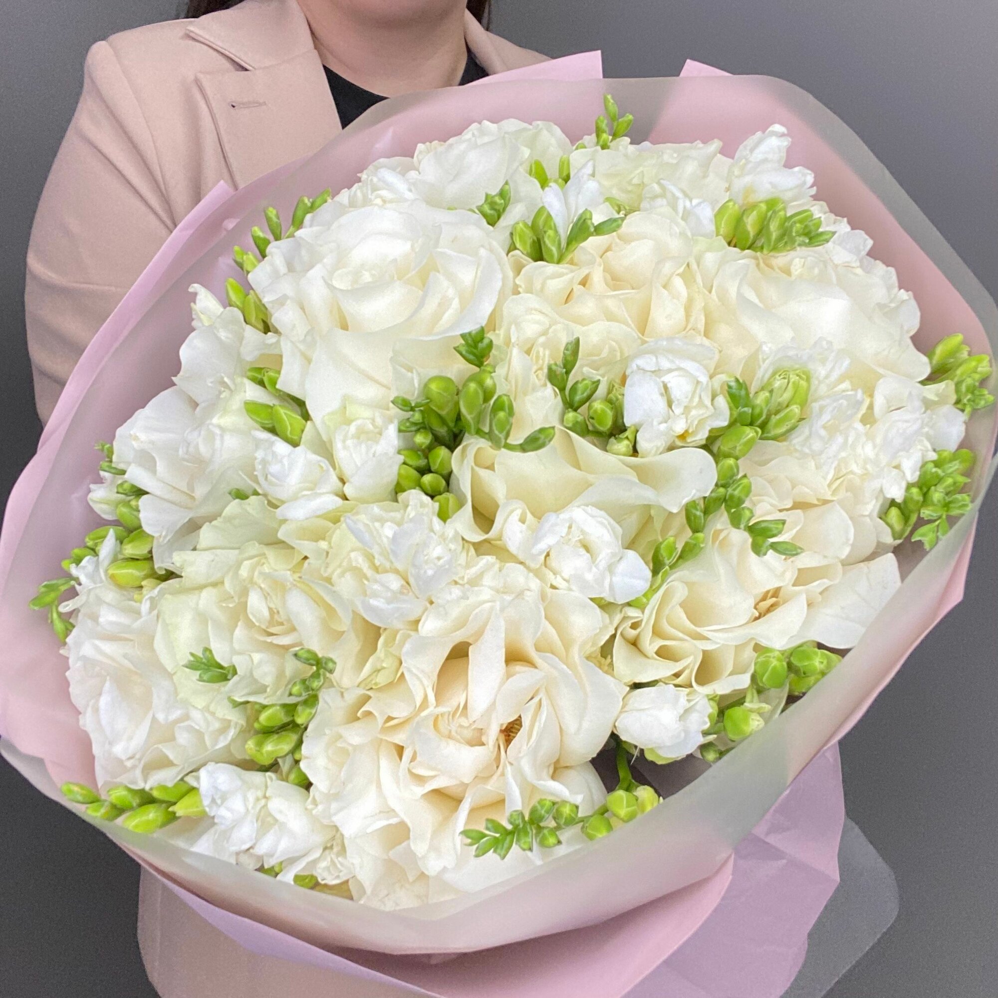 Белые розы (розы), высота букета 40 см, ширина букета 35 см, монобукет