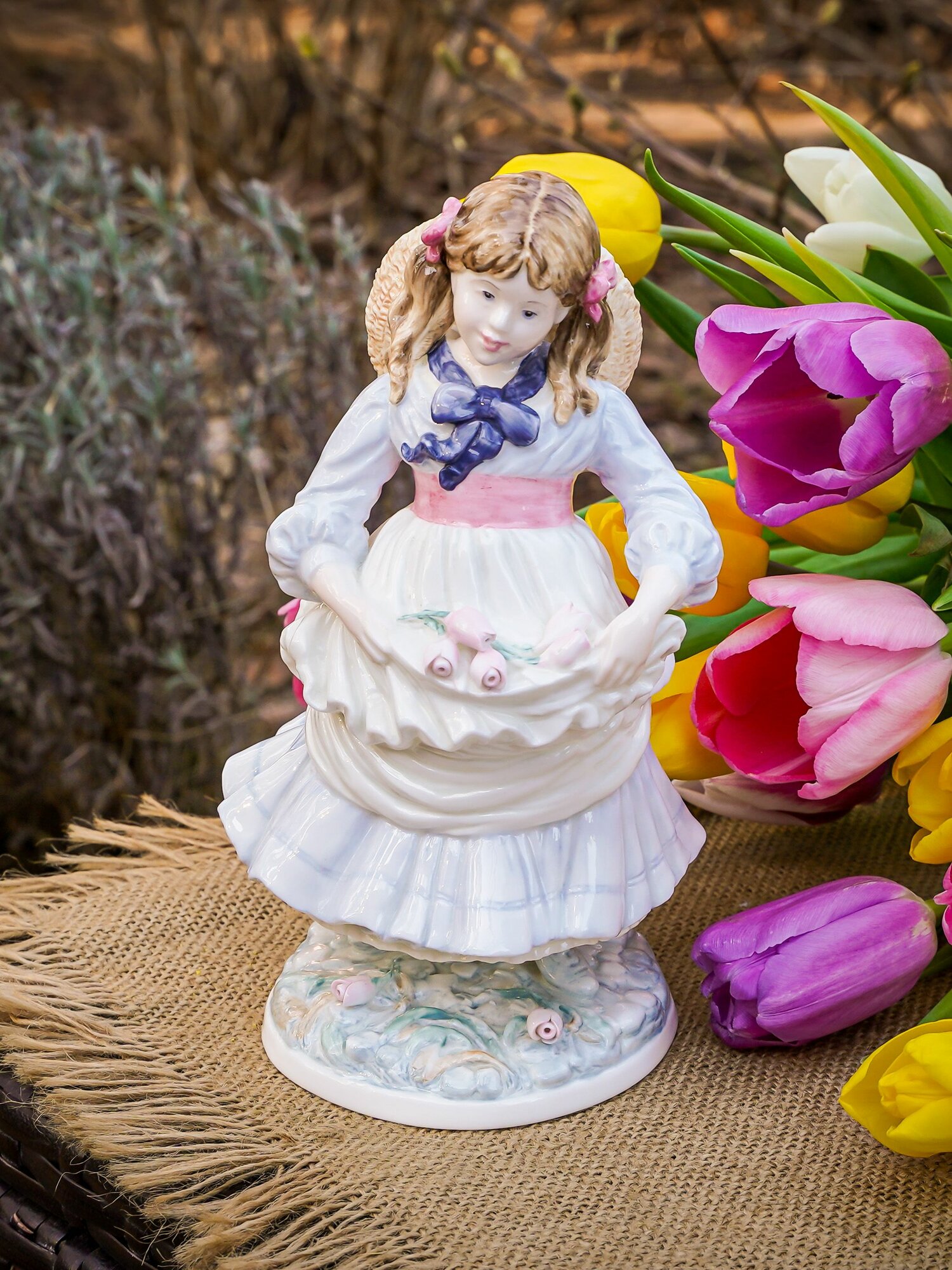 Винтажная статуэтка девочка с розами Coalport "Childhood Toys", Англия, 1989 год