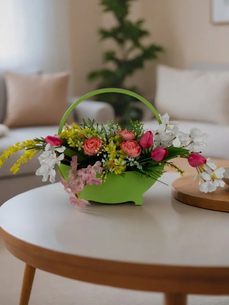 Интерьерная композиция из искусственных цветов в деревянном кашпо