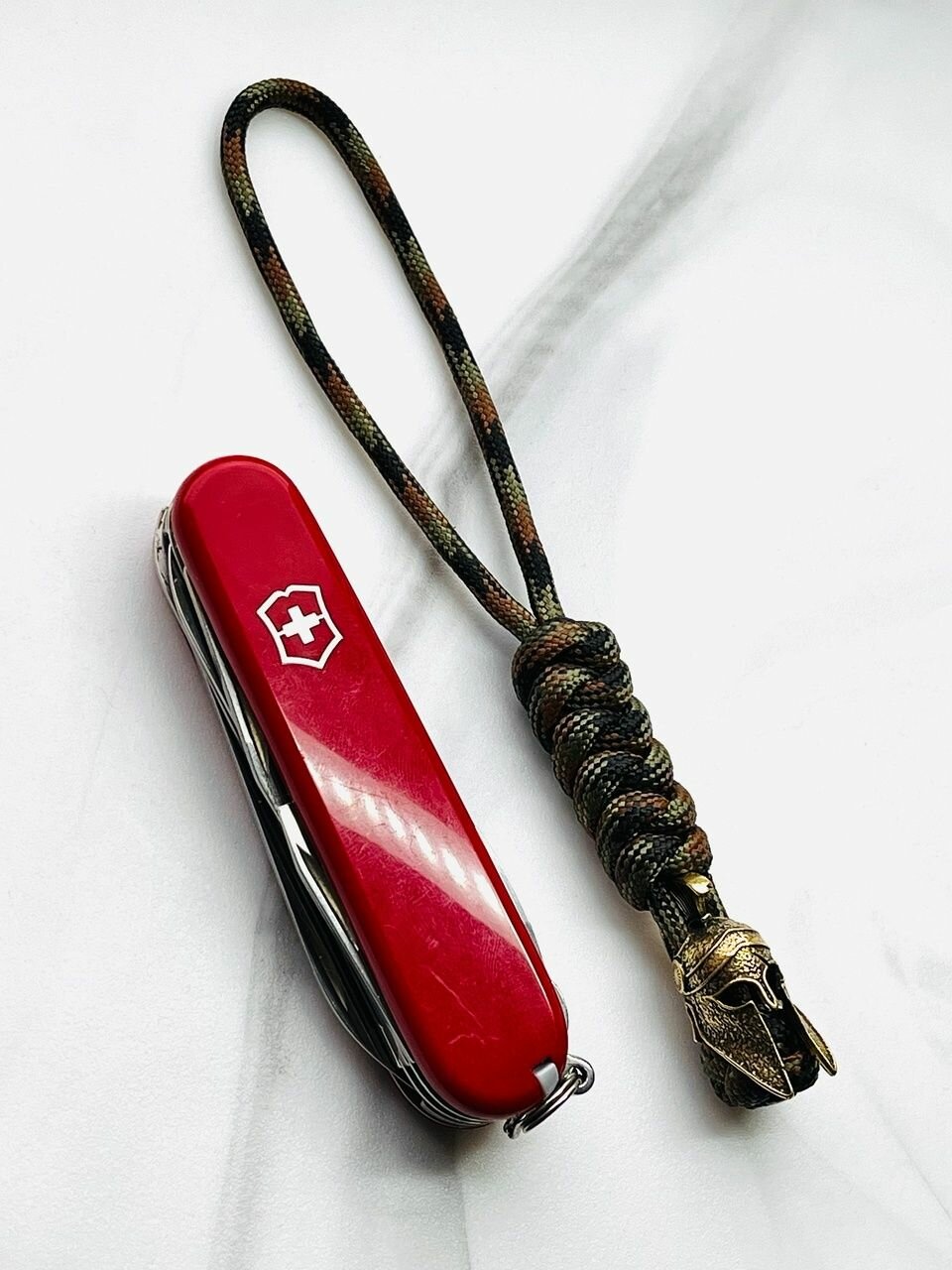 Темляк для ножа из паракорда с латунной бусиной "Спартанский Шлем"