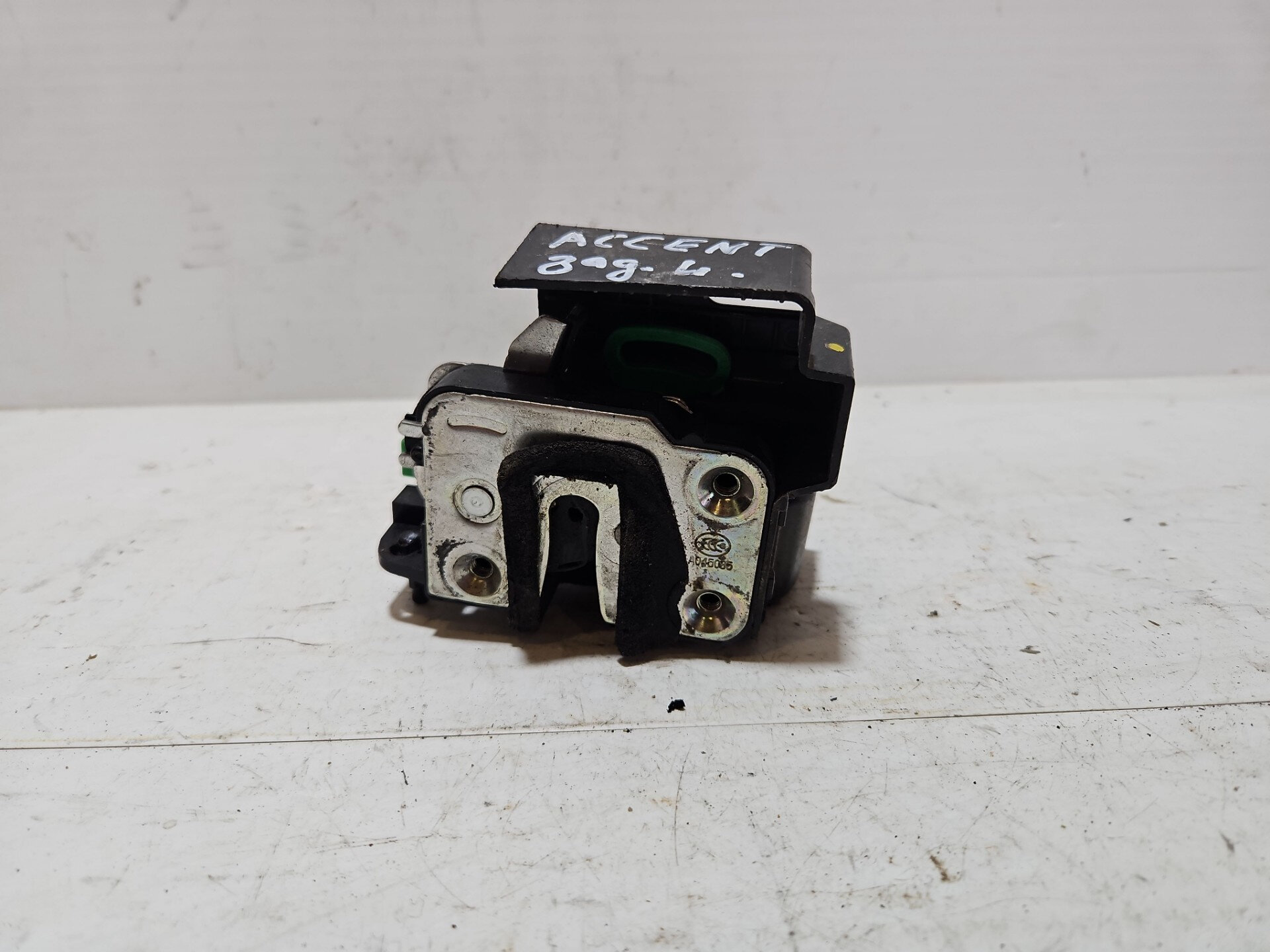 Замок двери задней левой Hyundai Solaris 2012