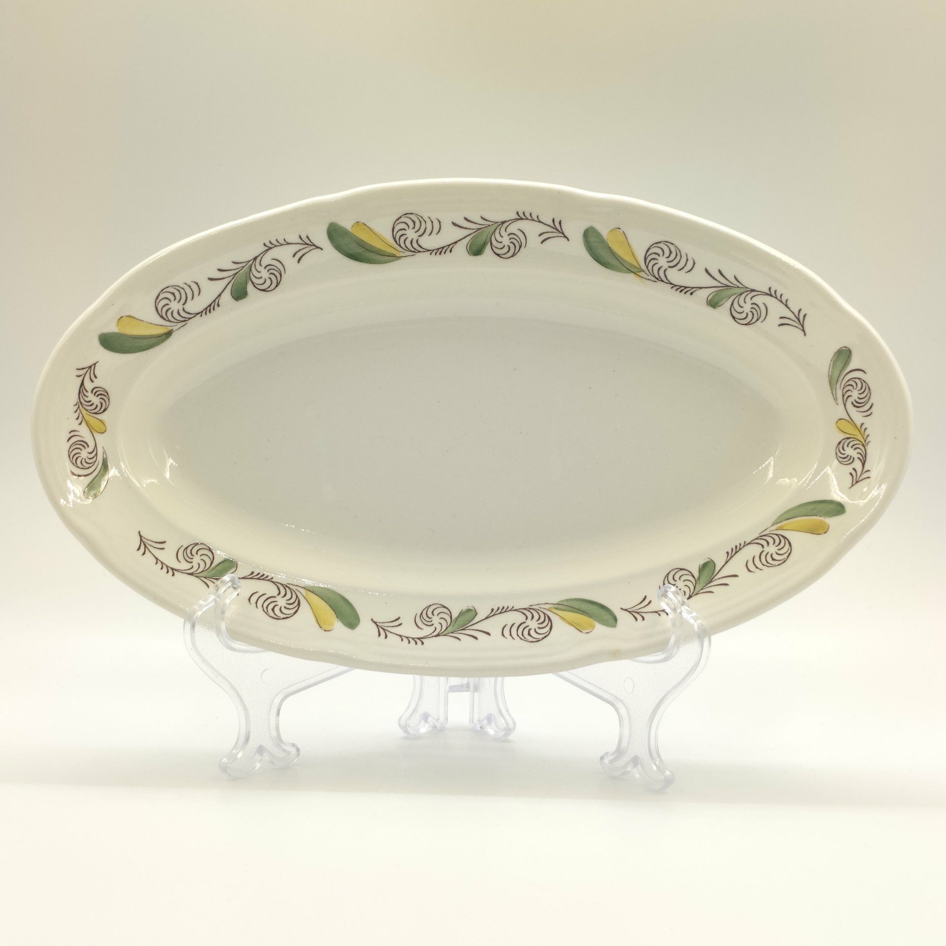 Сервировочное блюдо овальной формы с растительным декором, фаянс