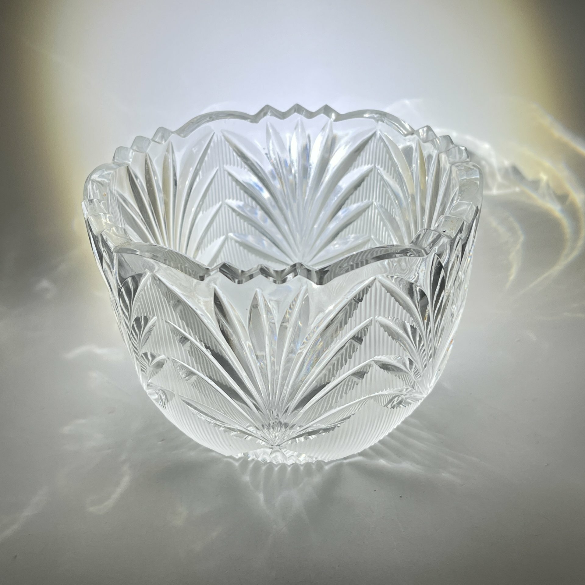 Небольшой круглый салатник с резным геометрическим декором, хрусталь