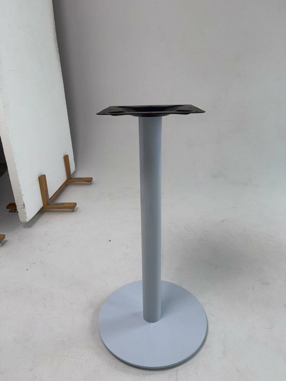 Подстолье металлическое белое для стола в стиле лофт для кафе и ресторанов