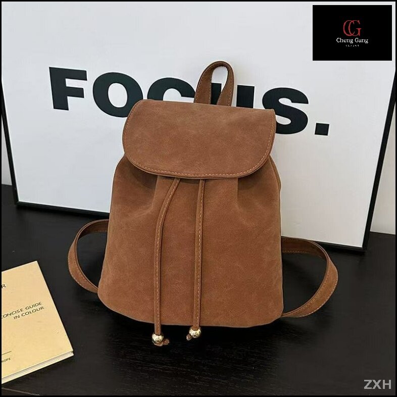 Эксклюзивный унисекс рюкзак из замши черного цвета 24x12x26.5 см со шнуровкой и клапаном