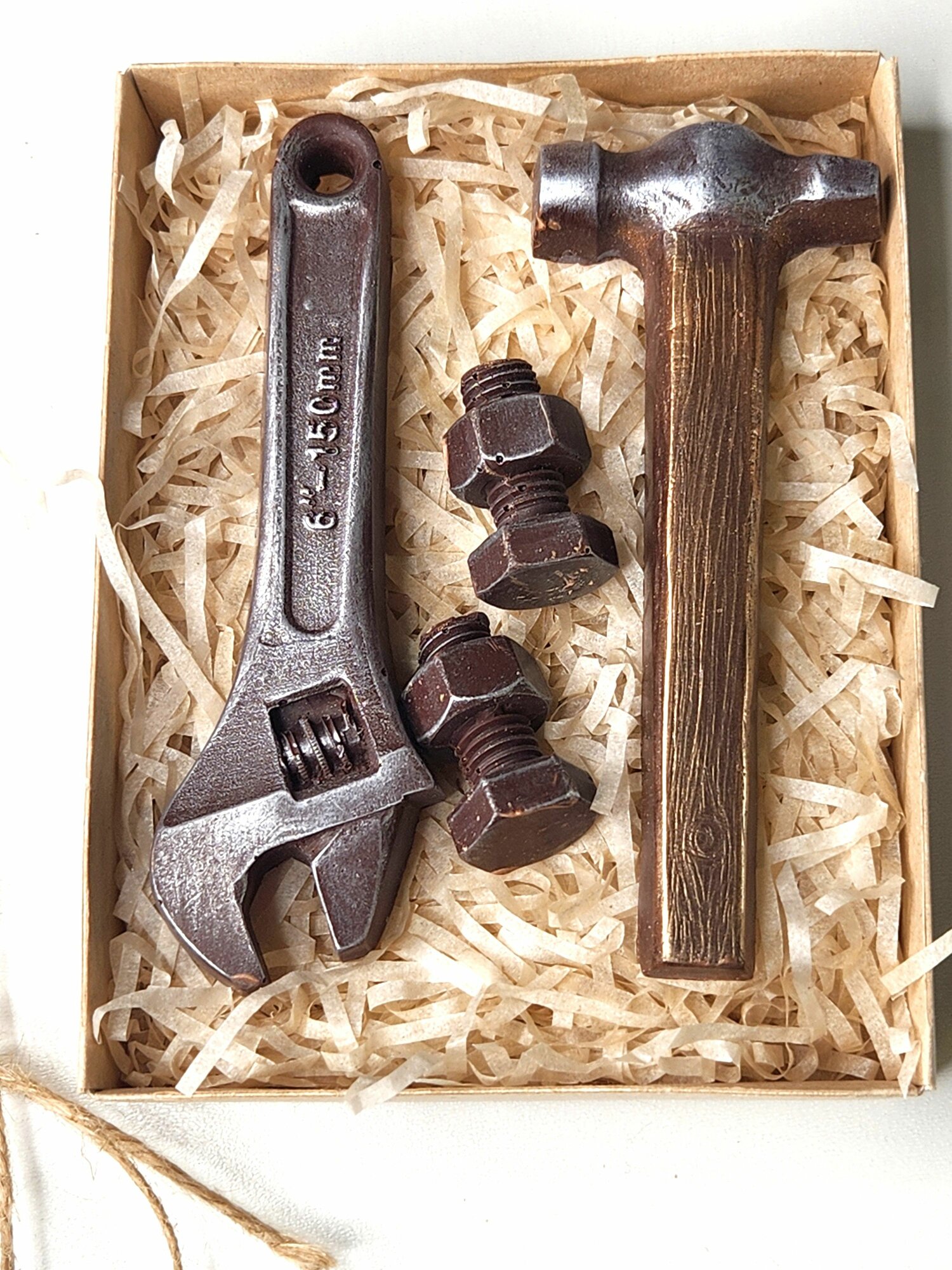 Подарок мужчине на День рождения, шоколадные инструменты, фигурный бельгийский шоколад, необычный подарок