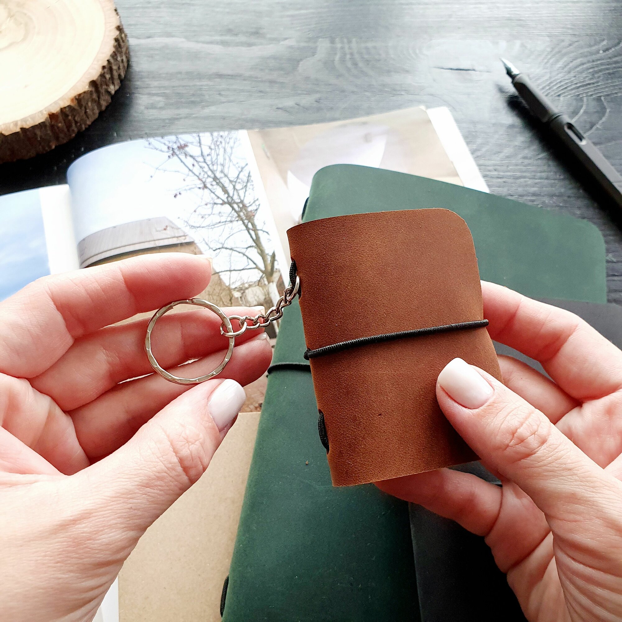 Кожаный блокнот А8 (6х7,5см) на цепочке с кольцом