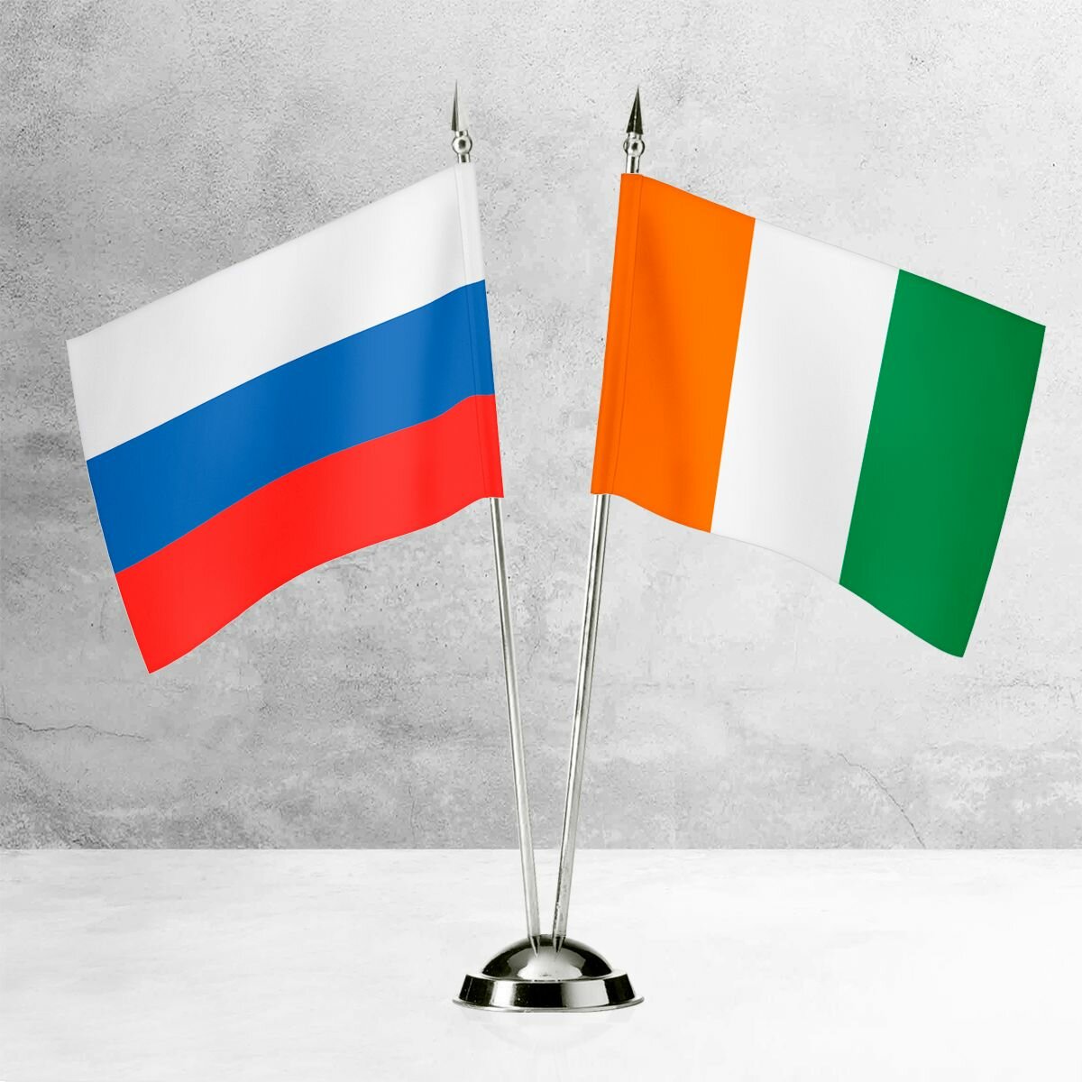 Настольные флаги России и Кот-д Ивуара на пластиковой подставке под серебро
