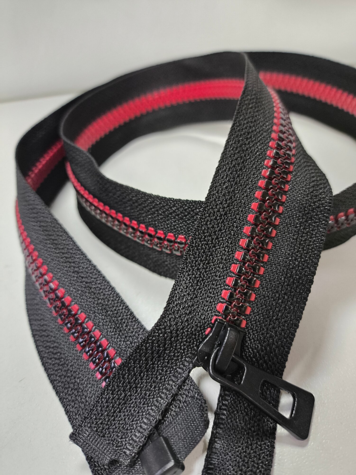 Молния трактор тип 5 80см с декоративным бегунком разъемная однозамковая цвет звеньев черно/красный