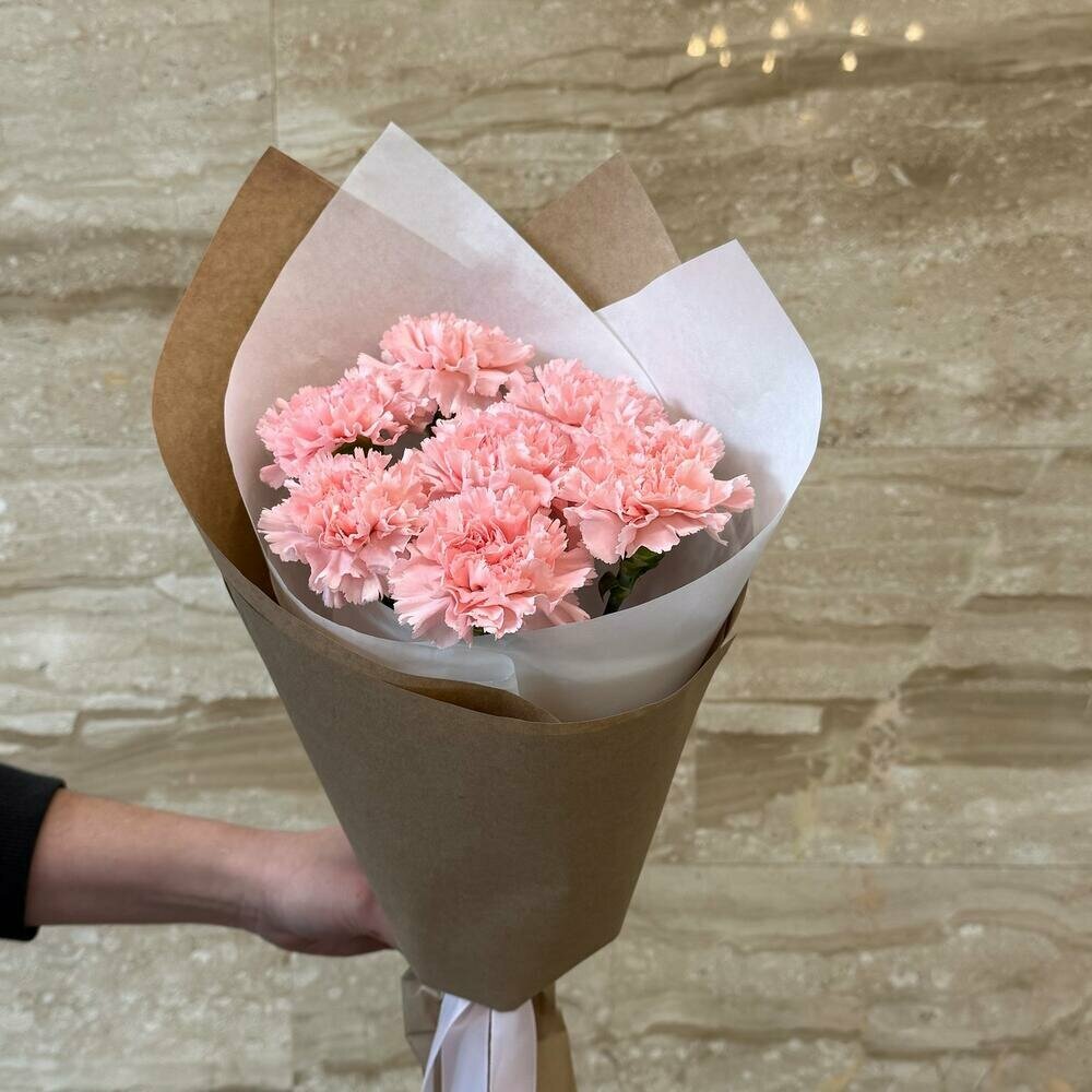 Букетик из 7 гвоздик диантусов в розовом цвете, монобукет в упаковке