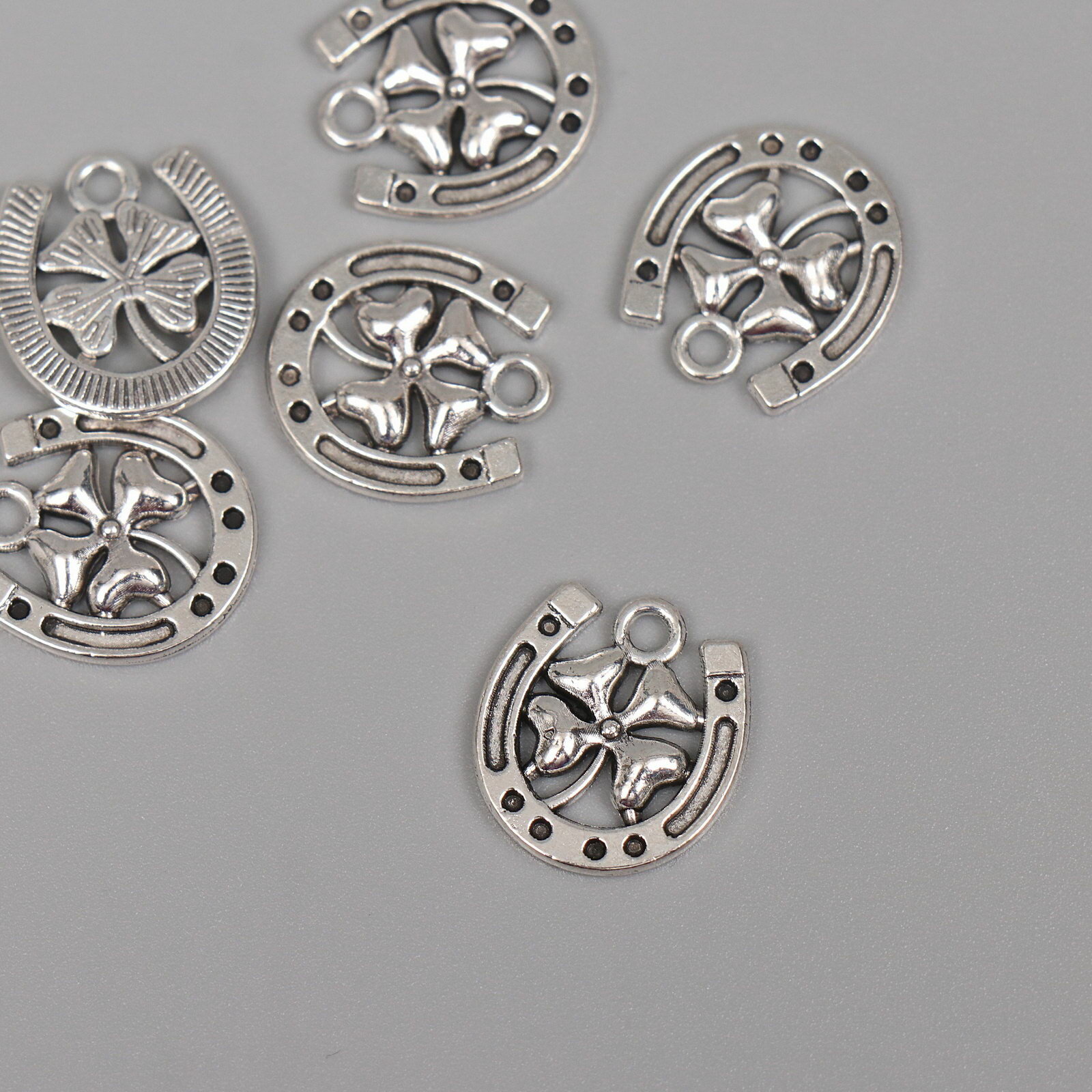 Металлический элемент, декоративная подвеска "Арт Узор. Подкова с клевером", серебро, набор 6 шт, 1.1x1.4 см