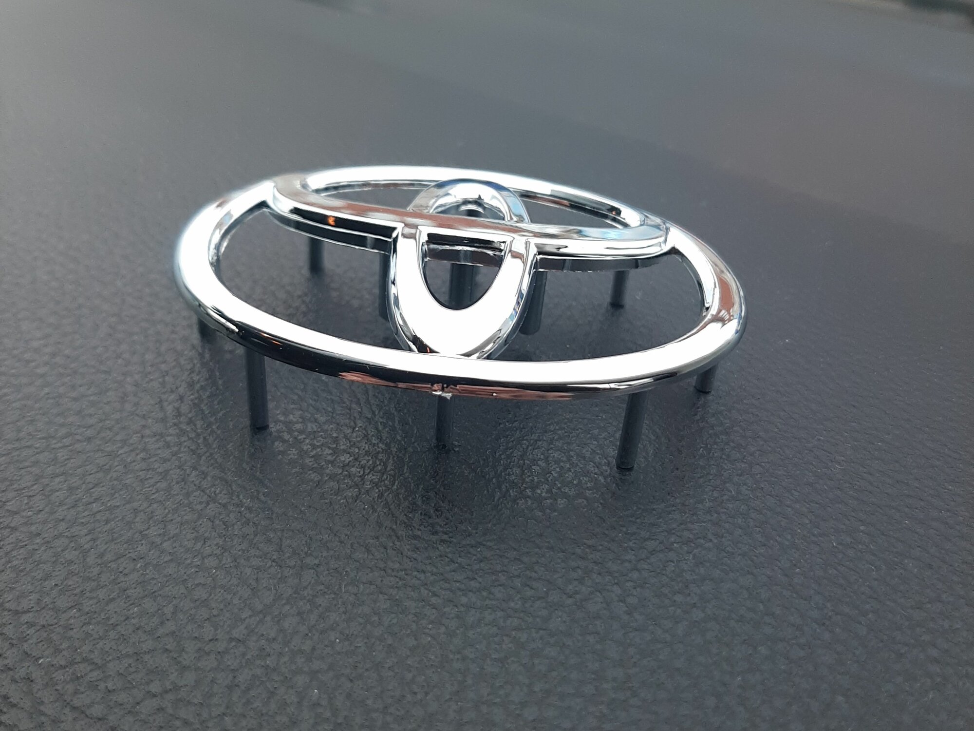 Эмблема на руль Toyota хром 65х45 мм стильный шильдик и значок для автомобиля