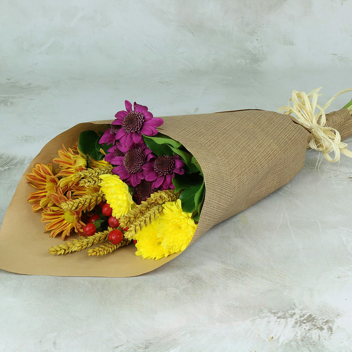 Букет Букет Маркет "Хризантема и гиперикум", S, 35см, цветной, в крафт-бумаге