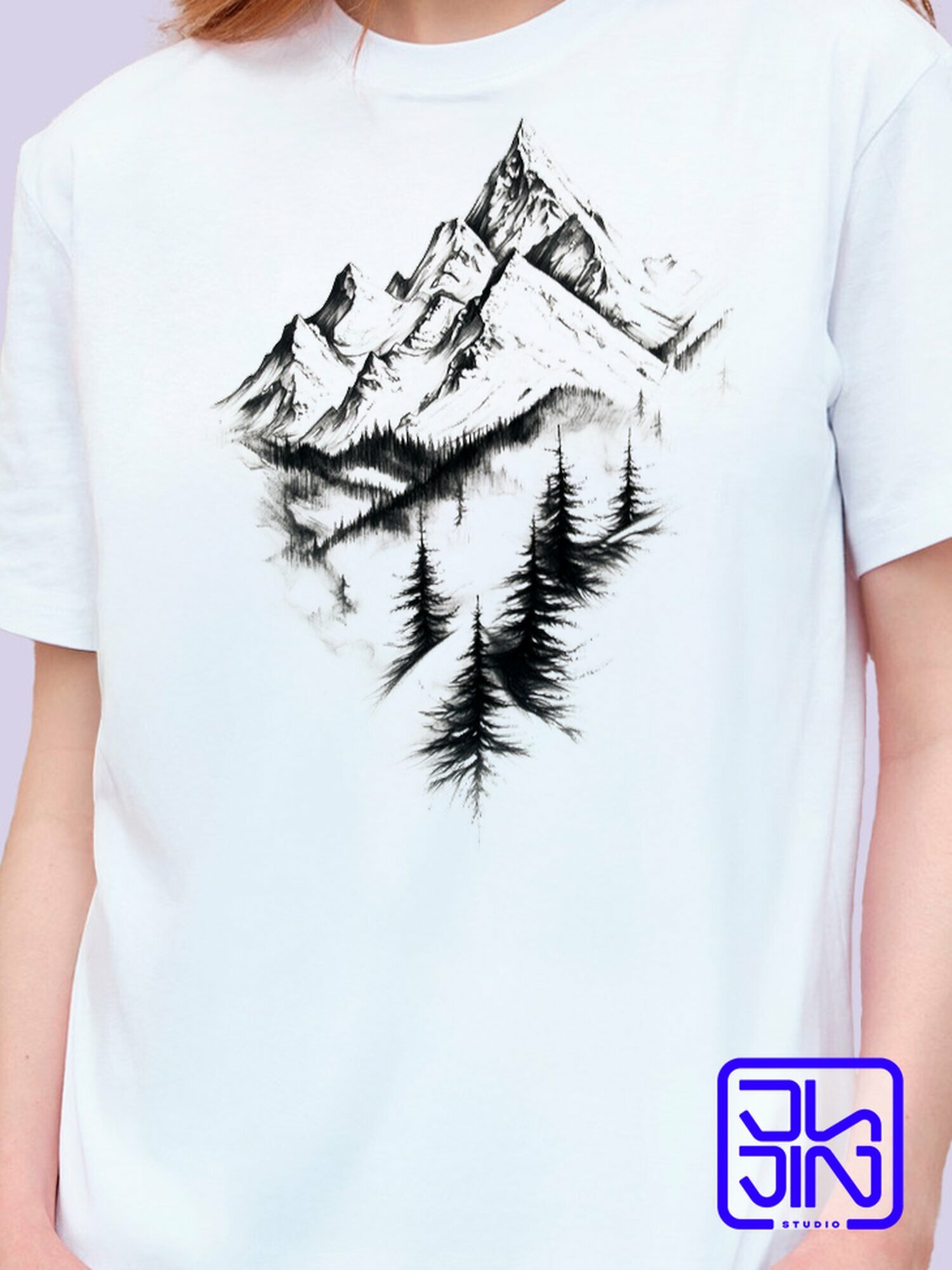 Футболка классическая женская с авторским принтом Минималистичные черно-белые горы со скалами и белым лесом в тумане, белый хлопковый трикотаж с прикольным рисунком на груди