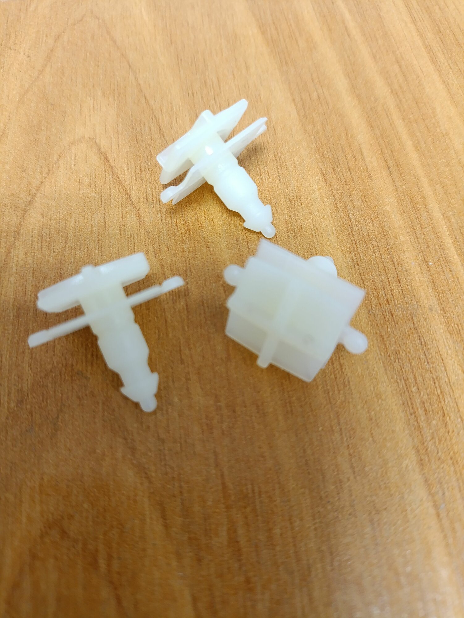 Клипса крепления накладки, молдинга порога Nissan, Infiniti. OEM: 768826P010