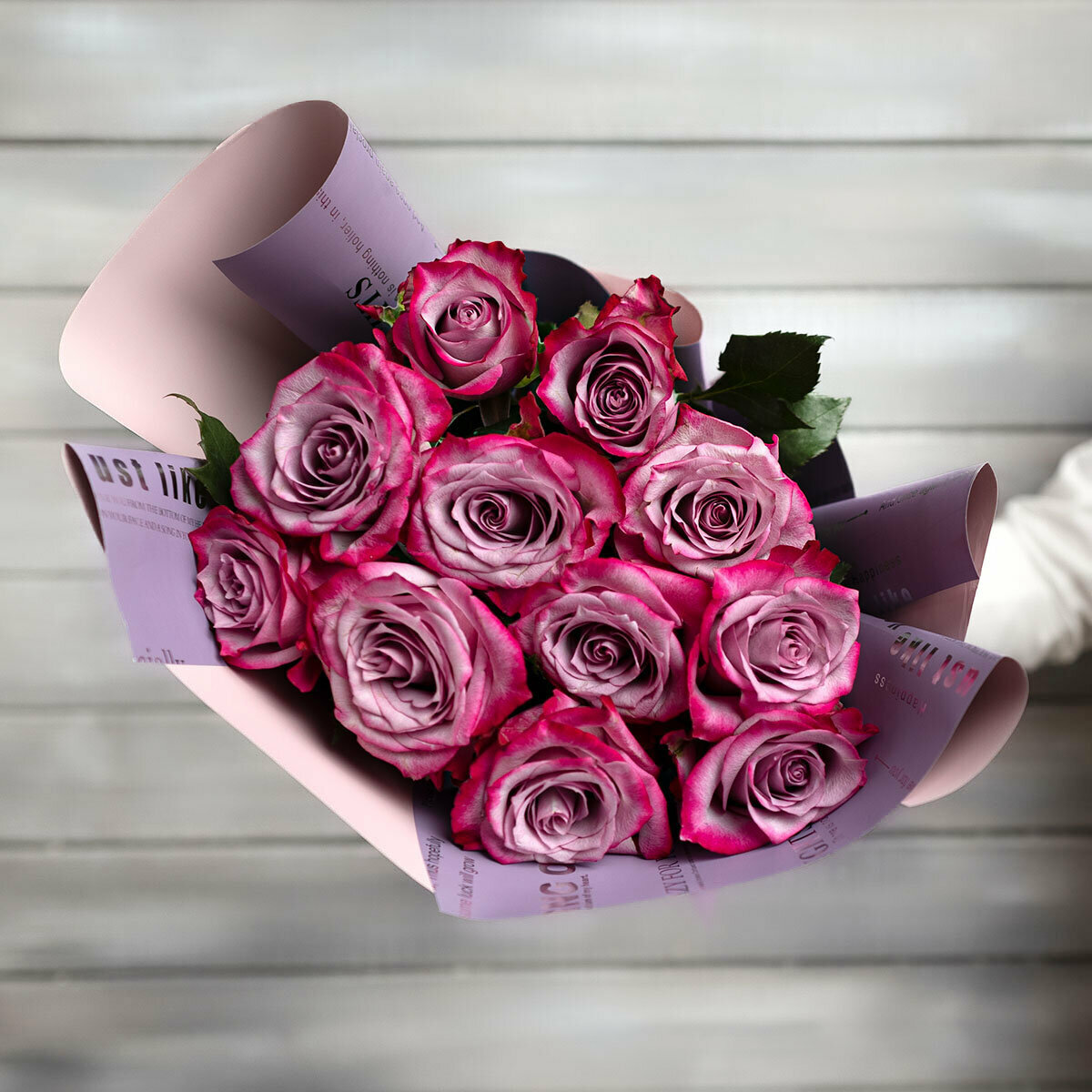 11 фиолетовых роз Эквадор, 50 см, в упаковке, от Букет Маркет