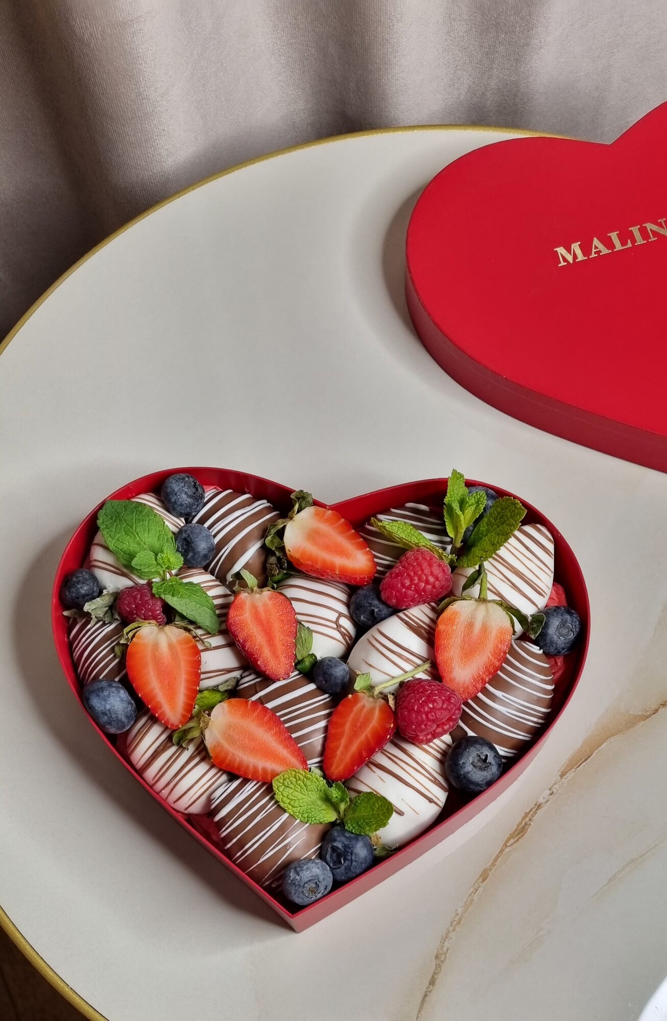 Клубника в шоколаде в коробке сердце подарок для мамы, жены, сестры, дочери