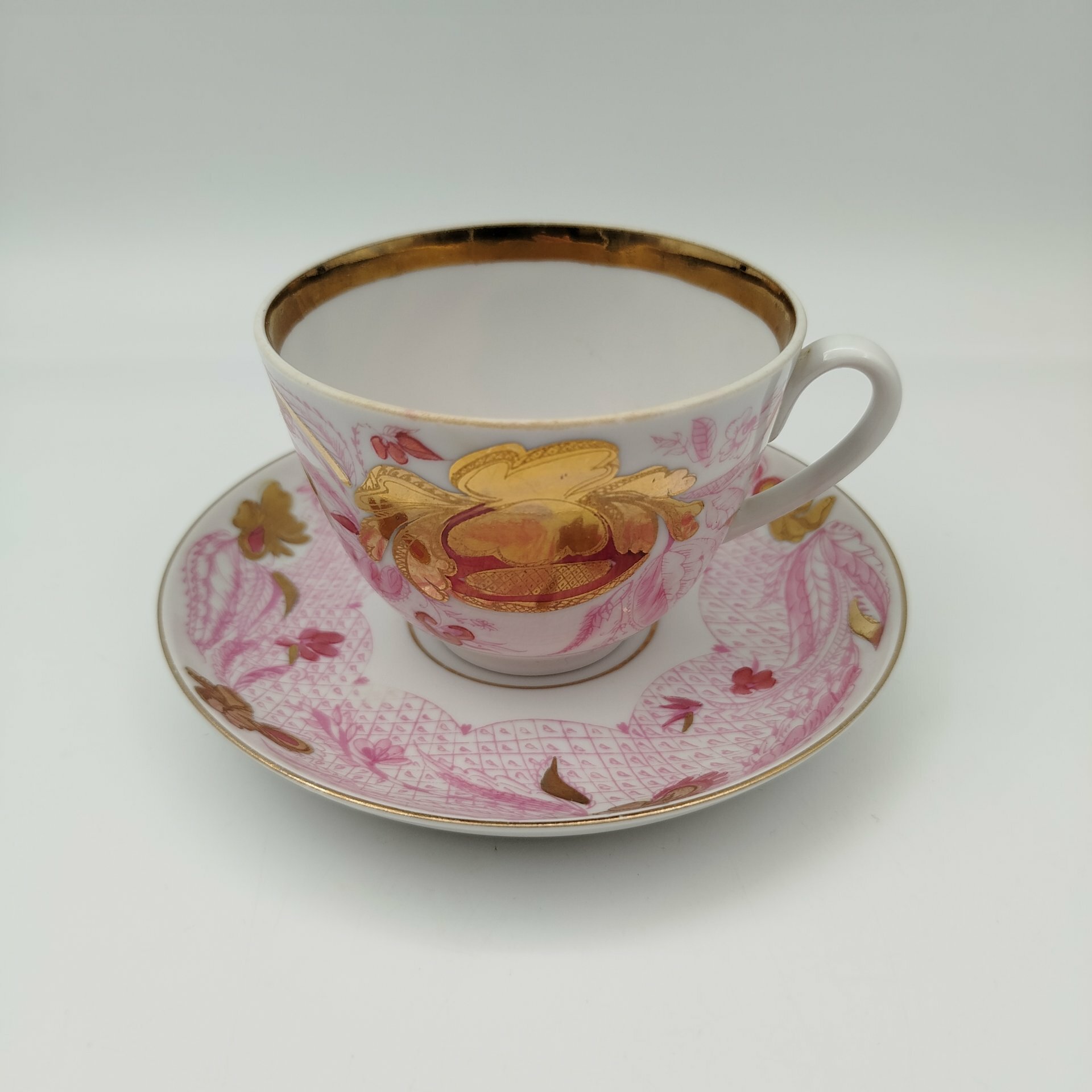 Пара чайная, украшенная декором в виде тюльпанов, фарфор, деколь, золочение