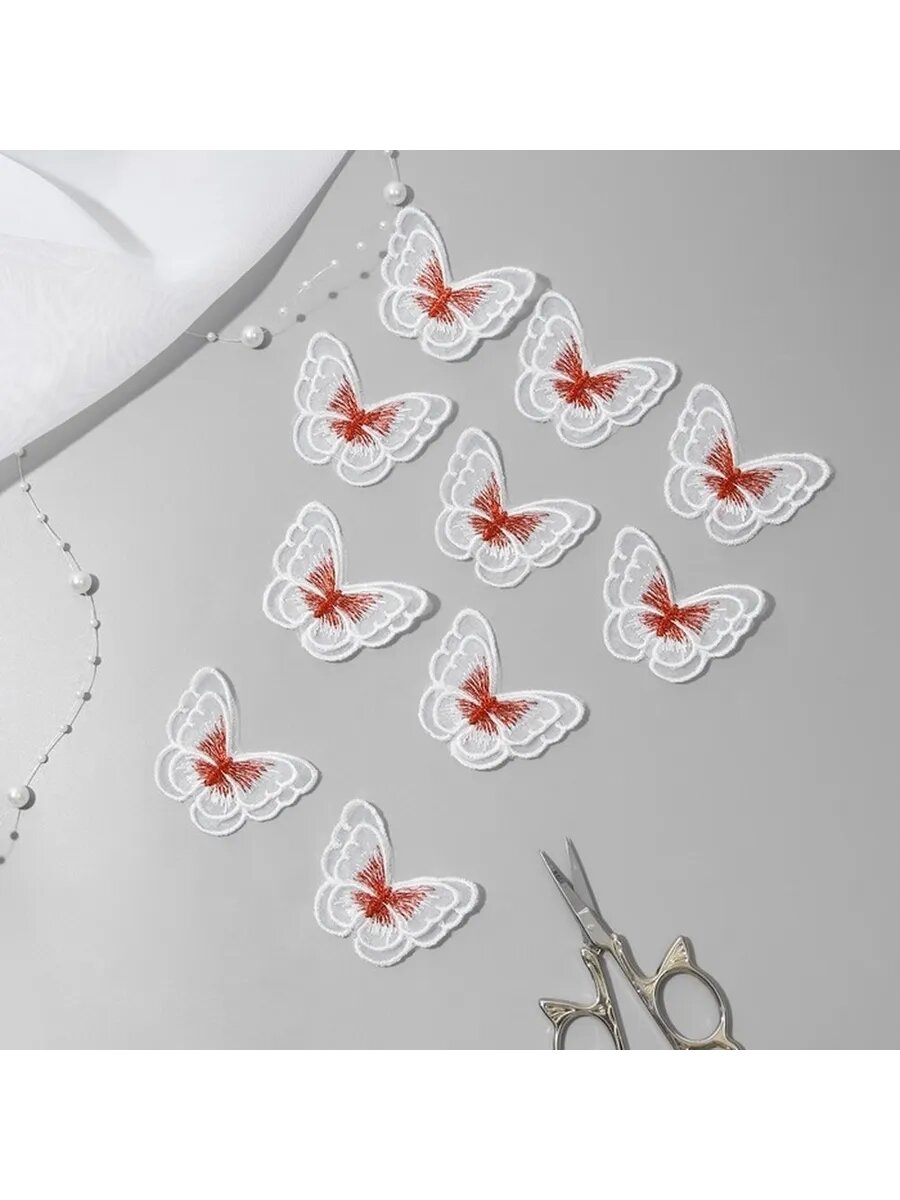 Яркие вязанные аппликации в виде бабочек