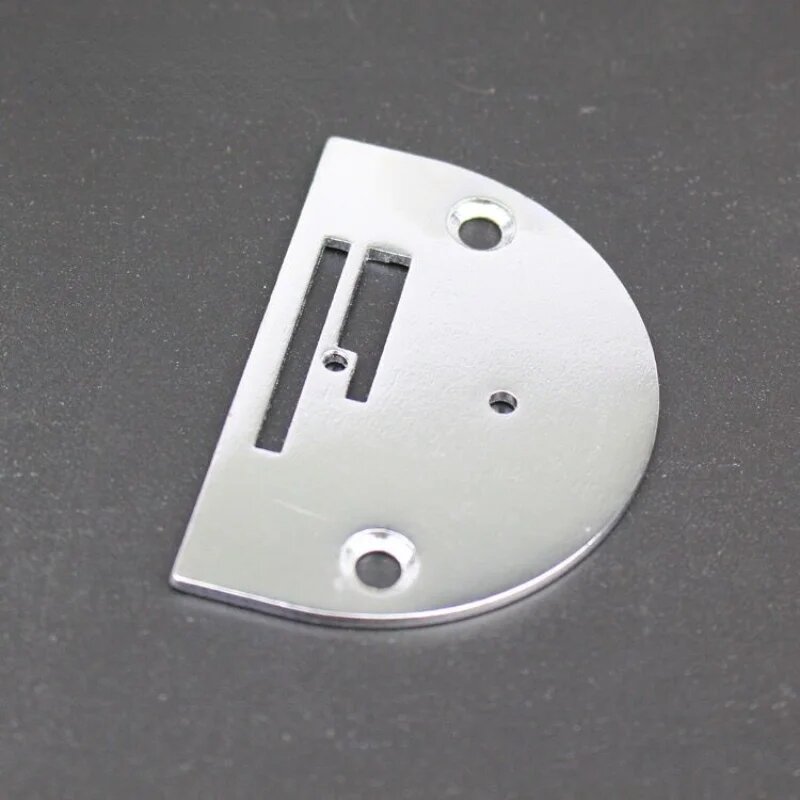 Старинная педалируемая швейная машина