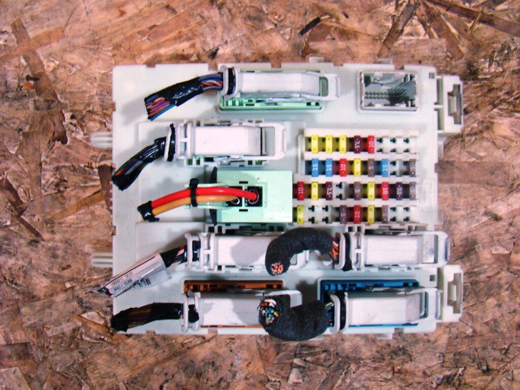 Ford Focus 3 Блок предохранителей салонный 2227208