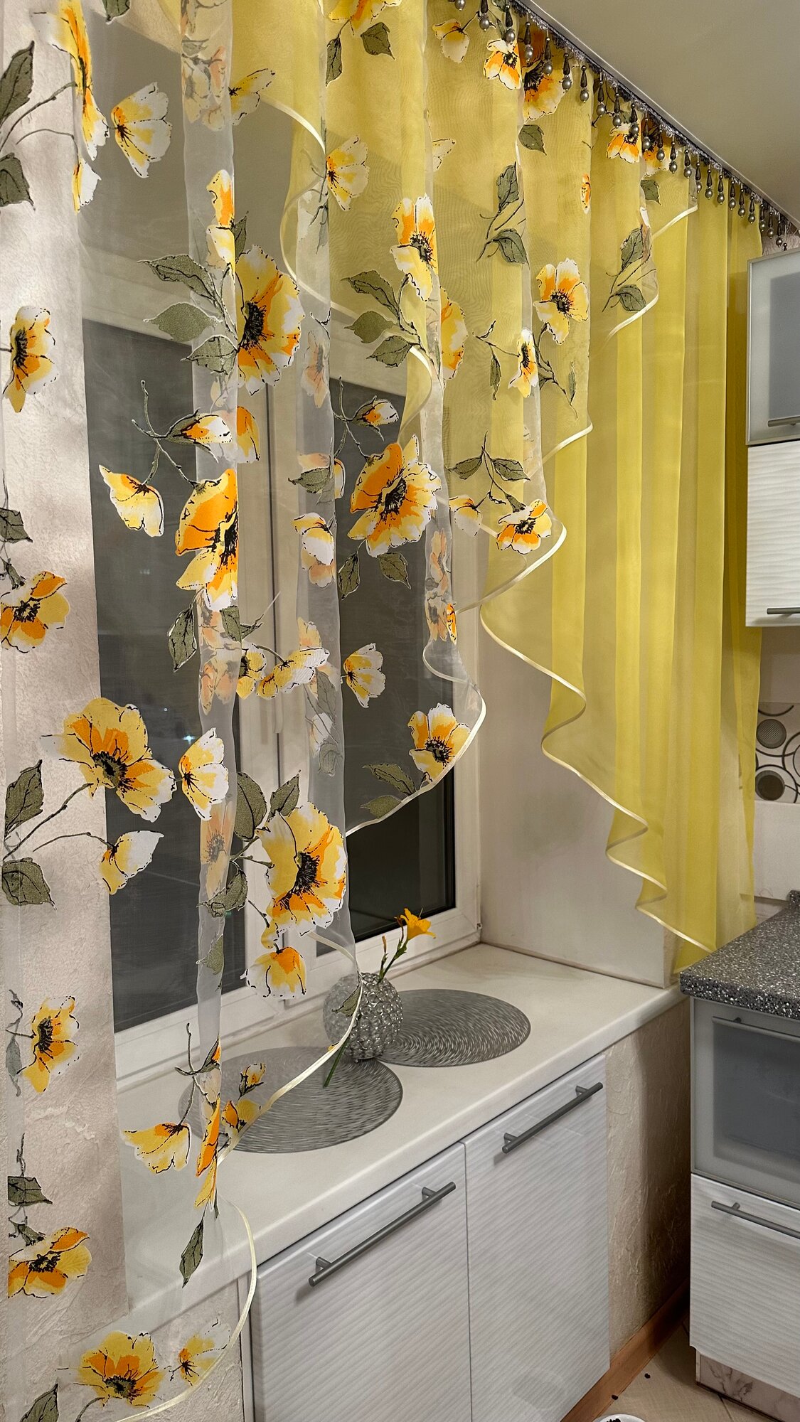 Кухонная шторка желтые маки, ширина 3м, высота 1,7м